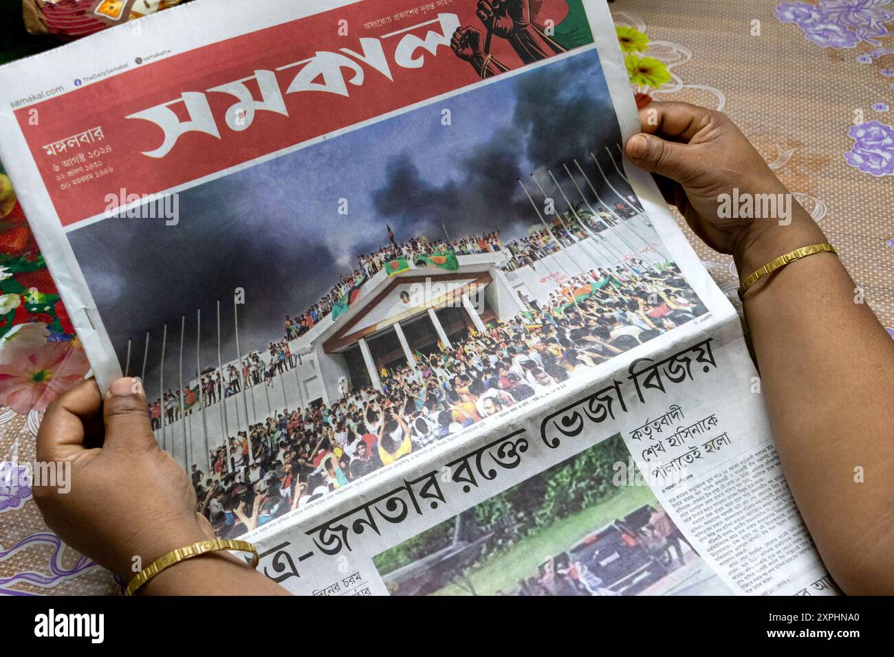 Dhaka, Dhaka, Bangladesh. 6th Aug, 2024. In Dhaka, Bangladesh, a woman ...