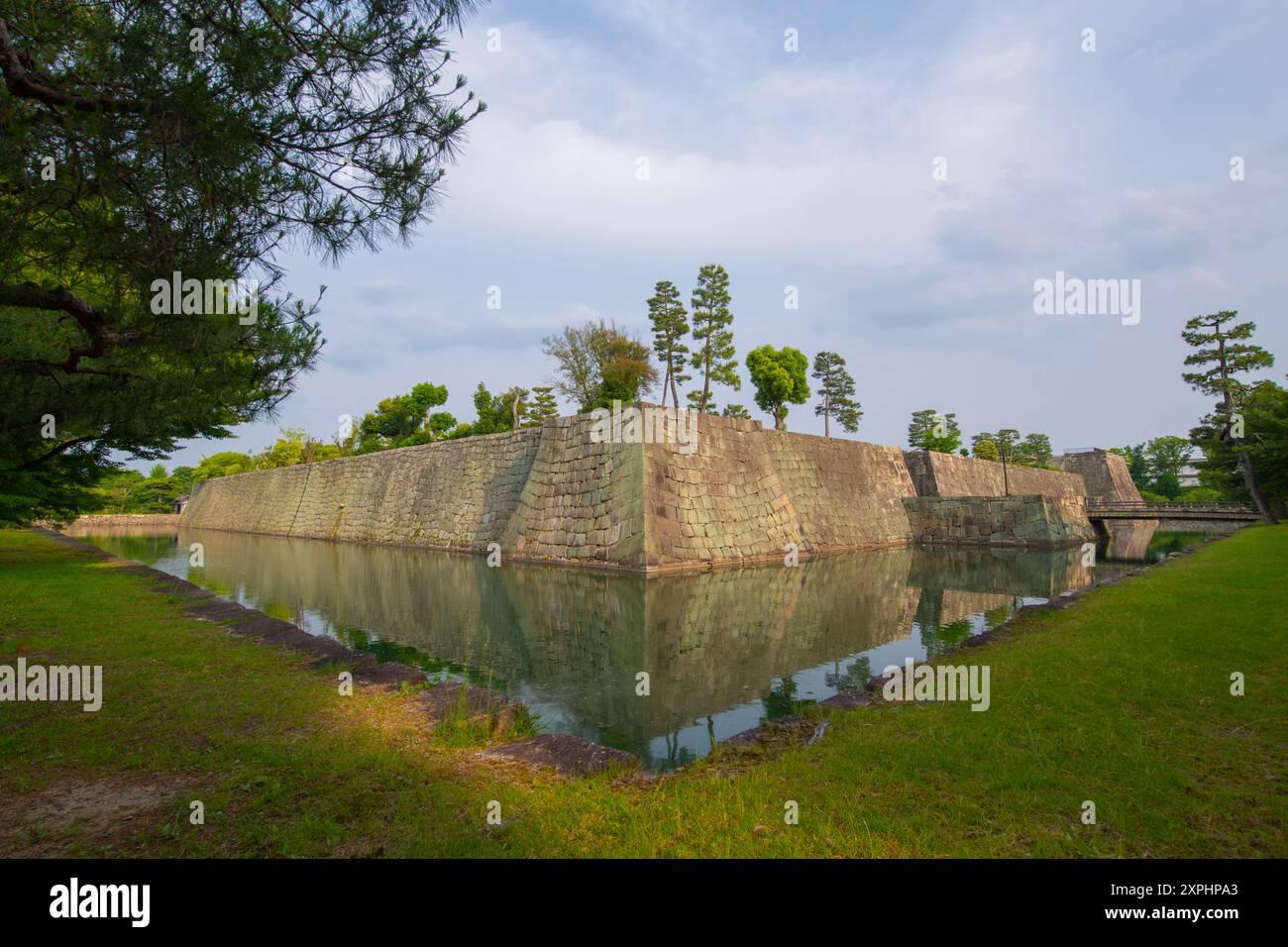 Inner moat and inner wall of Nijo Castle. Nijo Castle is a flatland ...