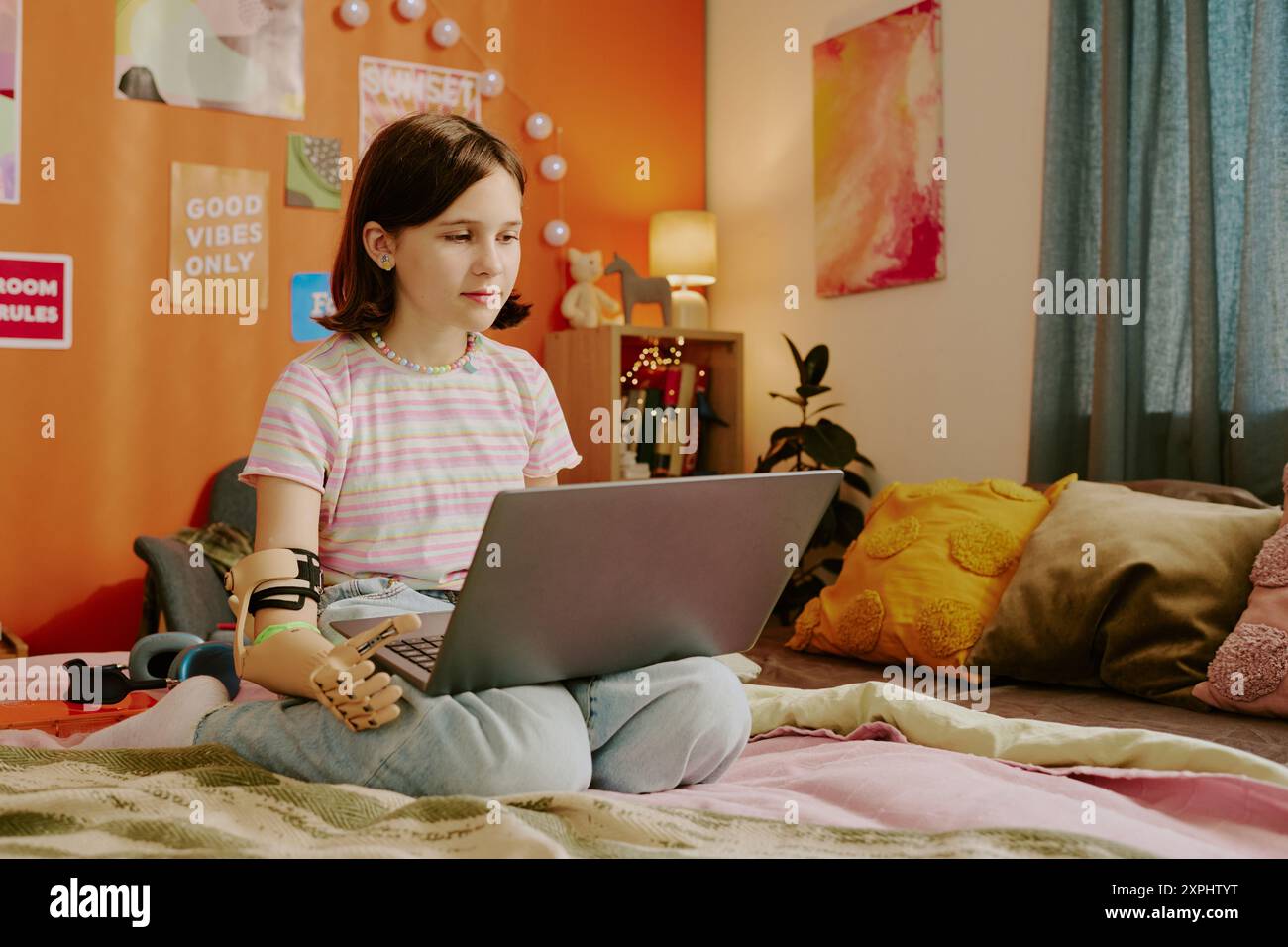 Teen girl at computer hi-res stock photography and images - Alamy