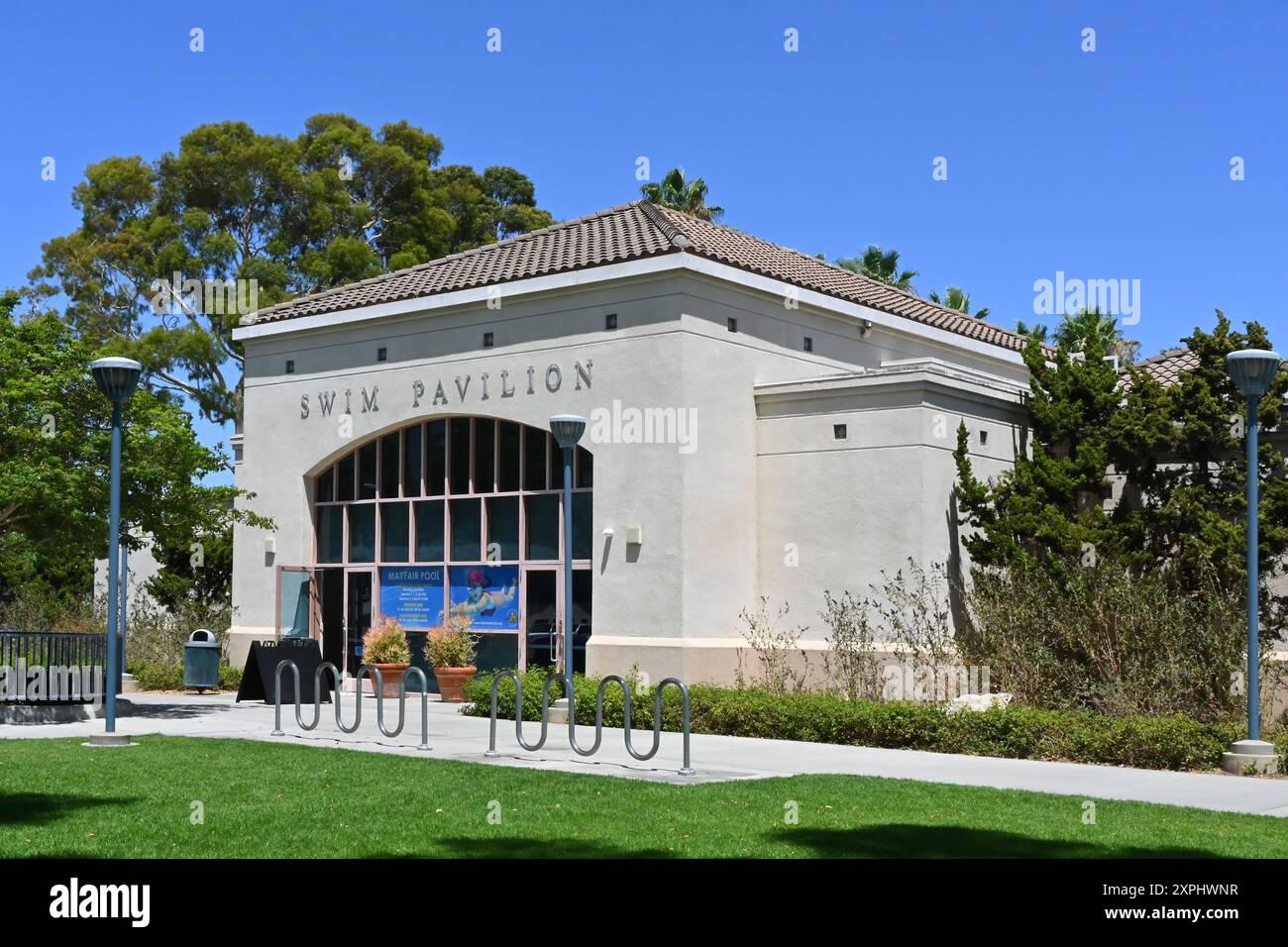 LAKEWOOD, CALIFORNIA - 28 JULY 2024: The Swim Pavilion in Mayfair Park ...