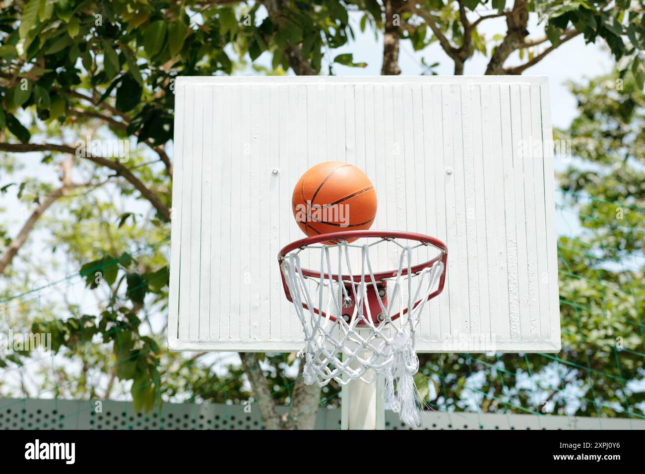 Netball going through net hi-res stock photography and images - Alamy