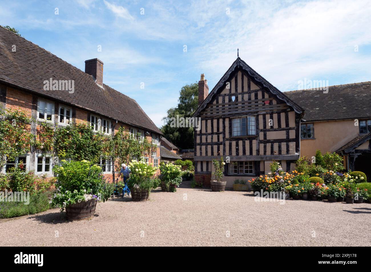 Timber frame hall hi-res stock photography and images - Alamy