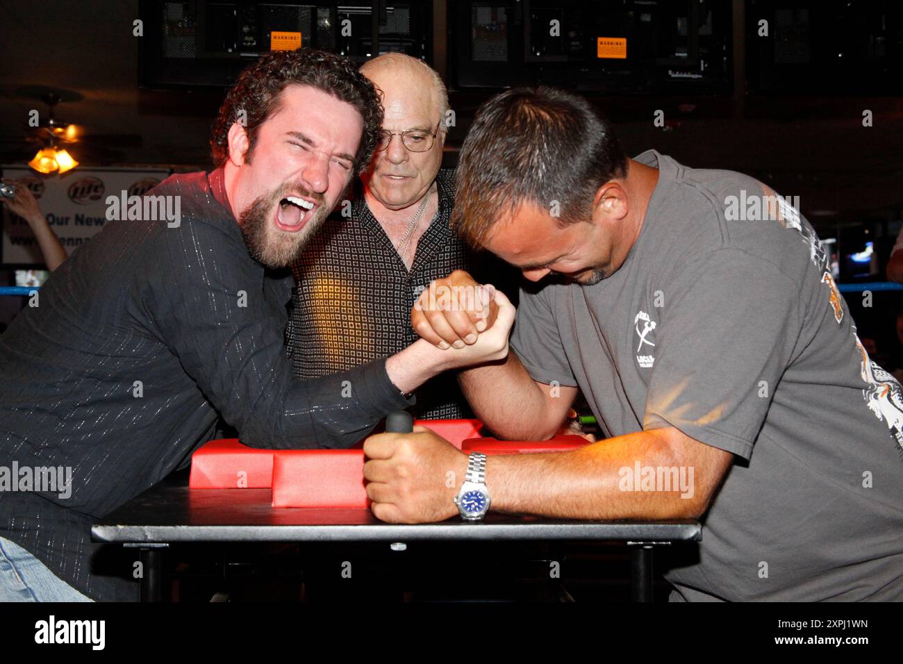 Dustin Diamond pictured arm wrestling before he refereed a Big Bang ...