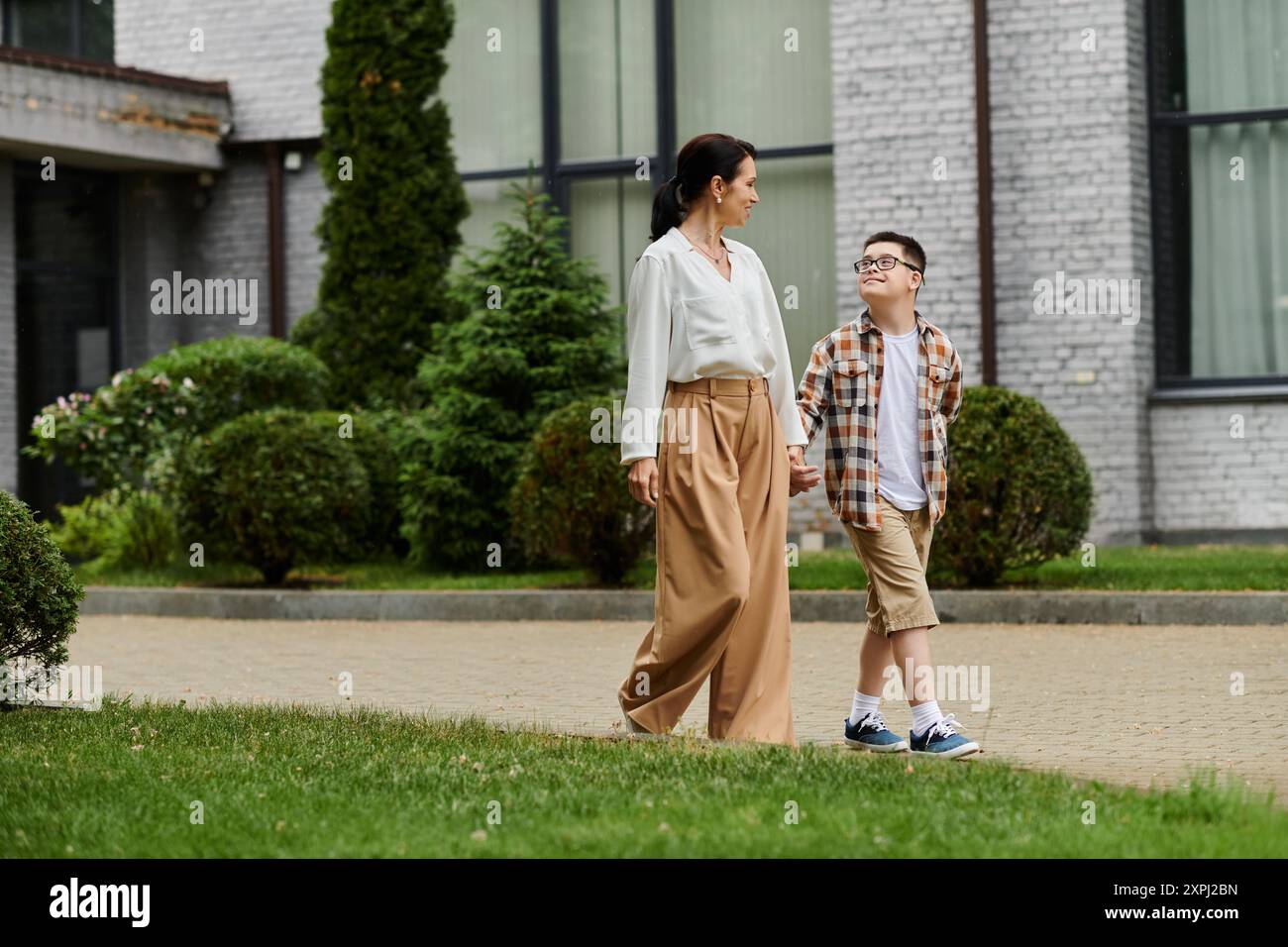 Hand down pants woman hi-res stock photography and images - Alamy