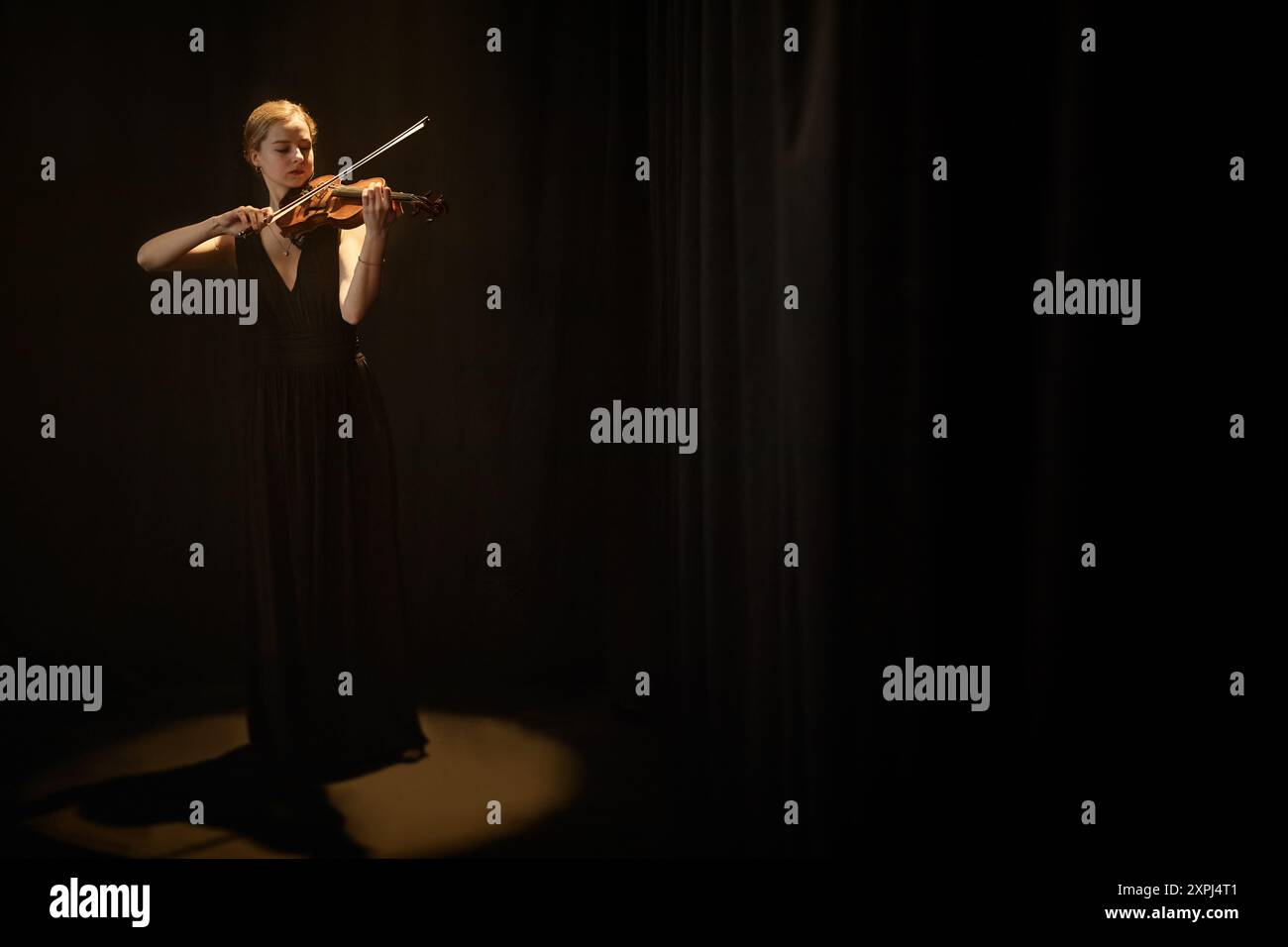 Stage spotlight violin hi-res stock photography and images - Alamy