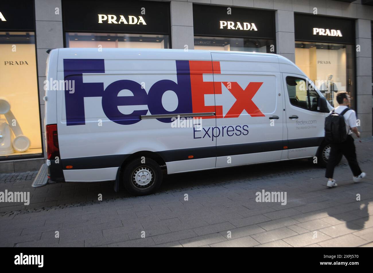 Fedexpress delivery van hi-res stock photography and images - Alamy