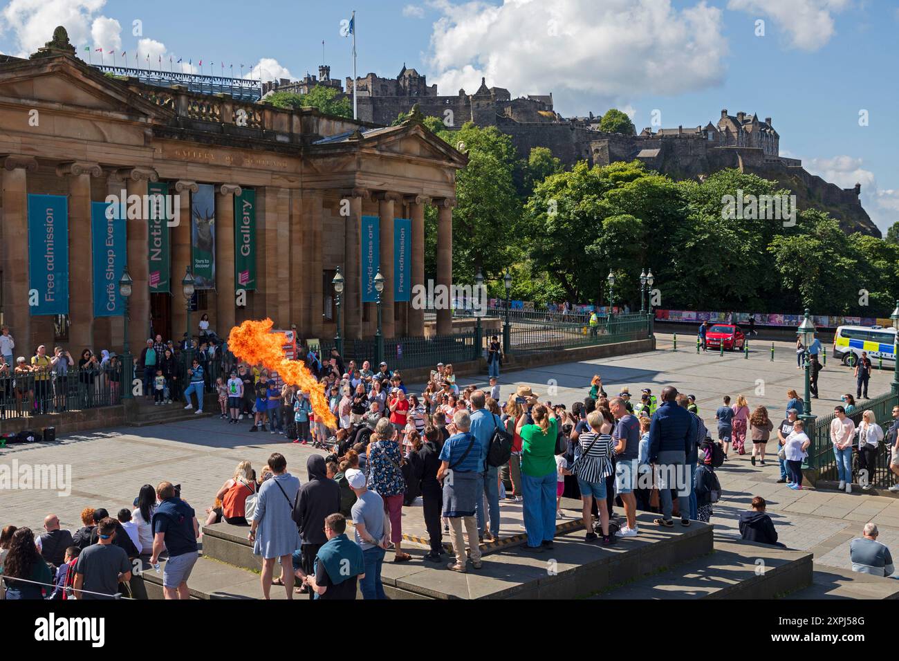 Edinburgh Festival Fringe, Scotland, UK. 6 August 2024. Sunshine ...