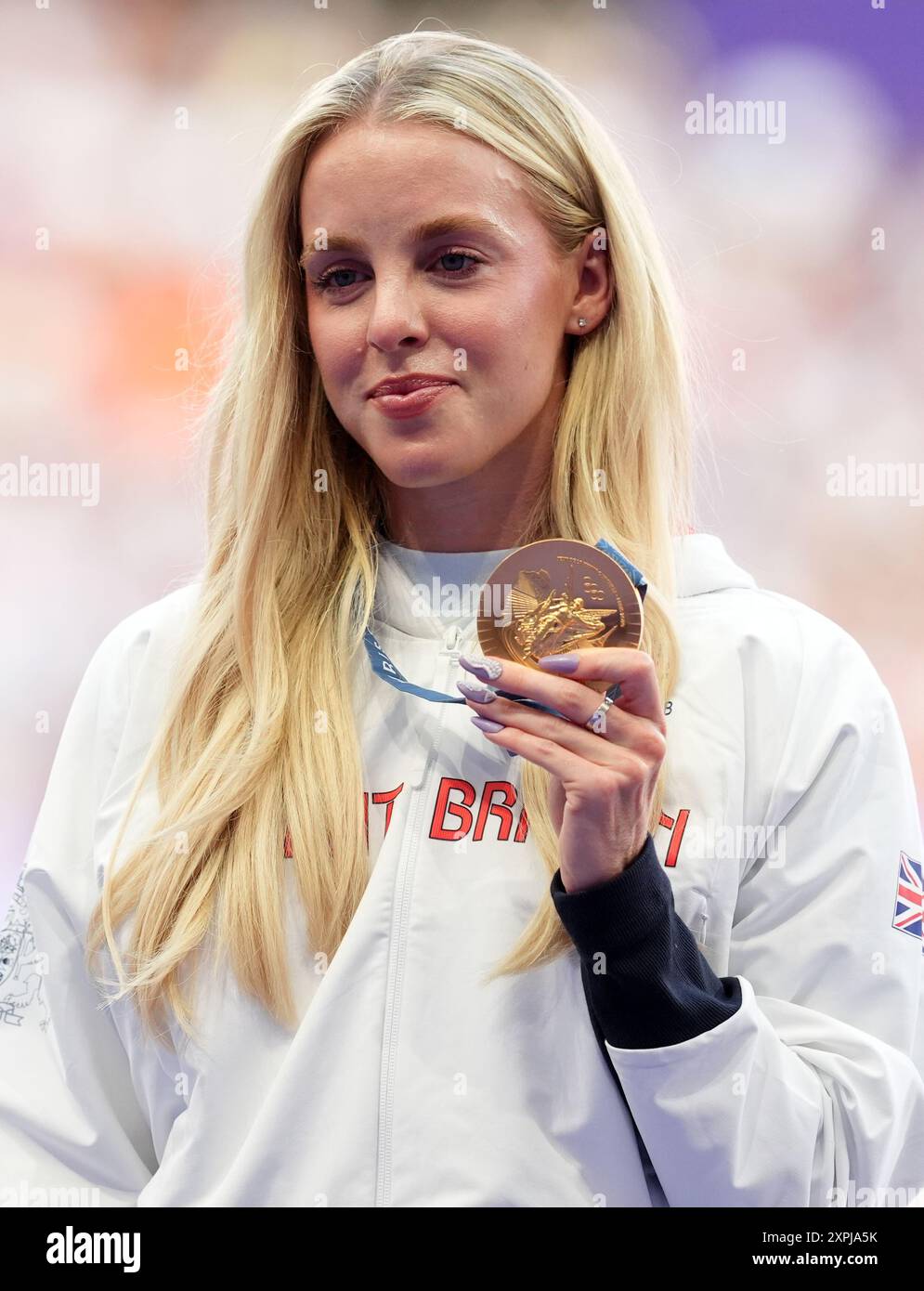 Great Britain's Keely Hodgkinson with her gold medal following victory ...