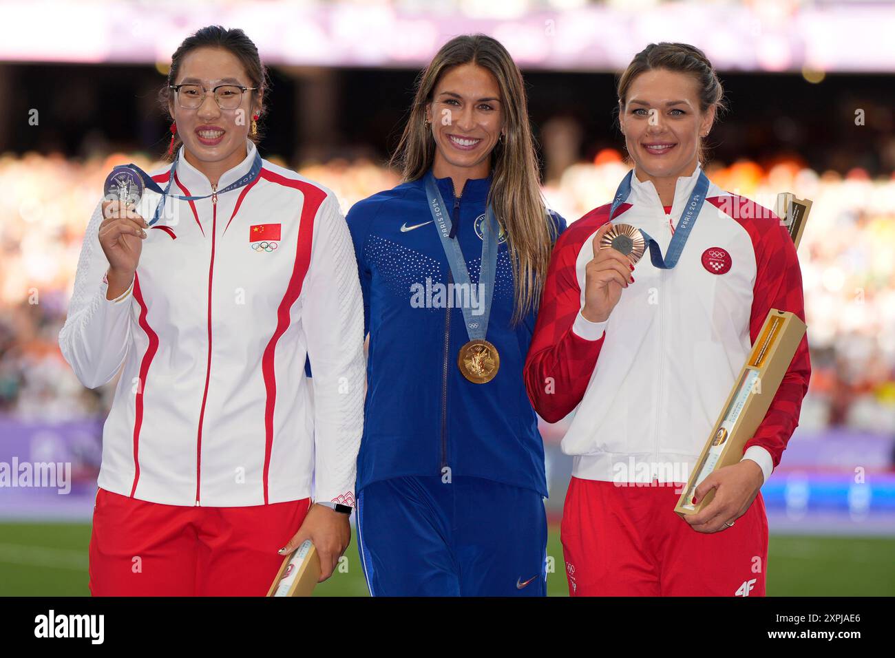 Silver medalist Feng Bin, of China, from left, gold medalist Valarie ...
