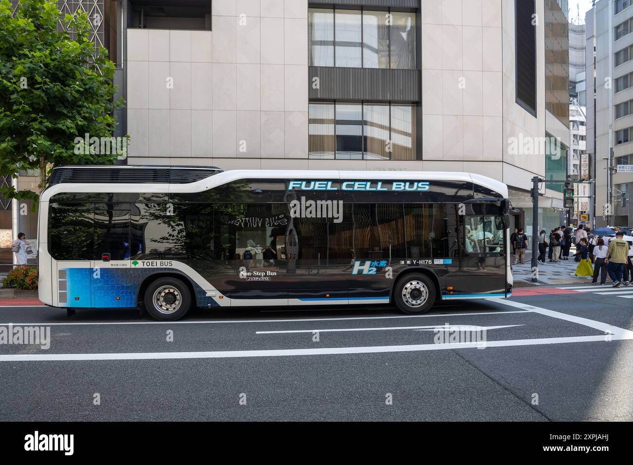 Wasserstofffahrzeuge Ein modernen Linienbus in Tokio, der mit einer ...