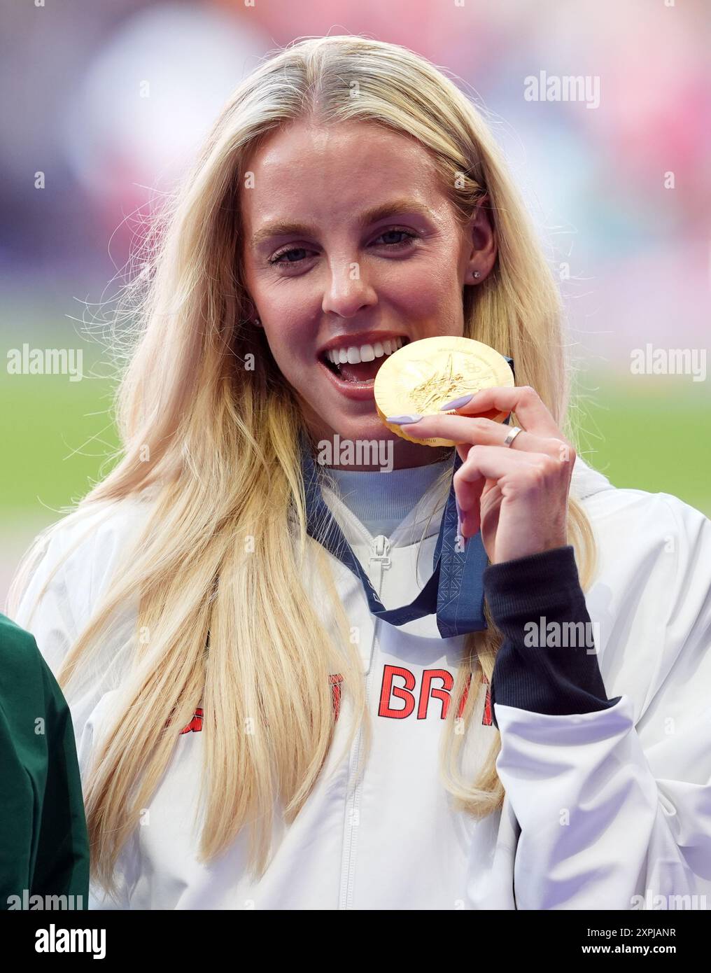 Great Britain's Keely Hodgkinson with her gold medal following victory ...