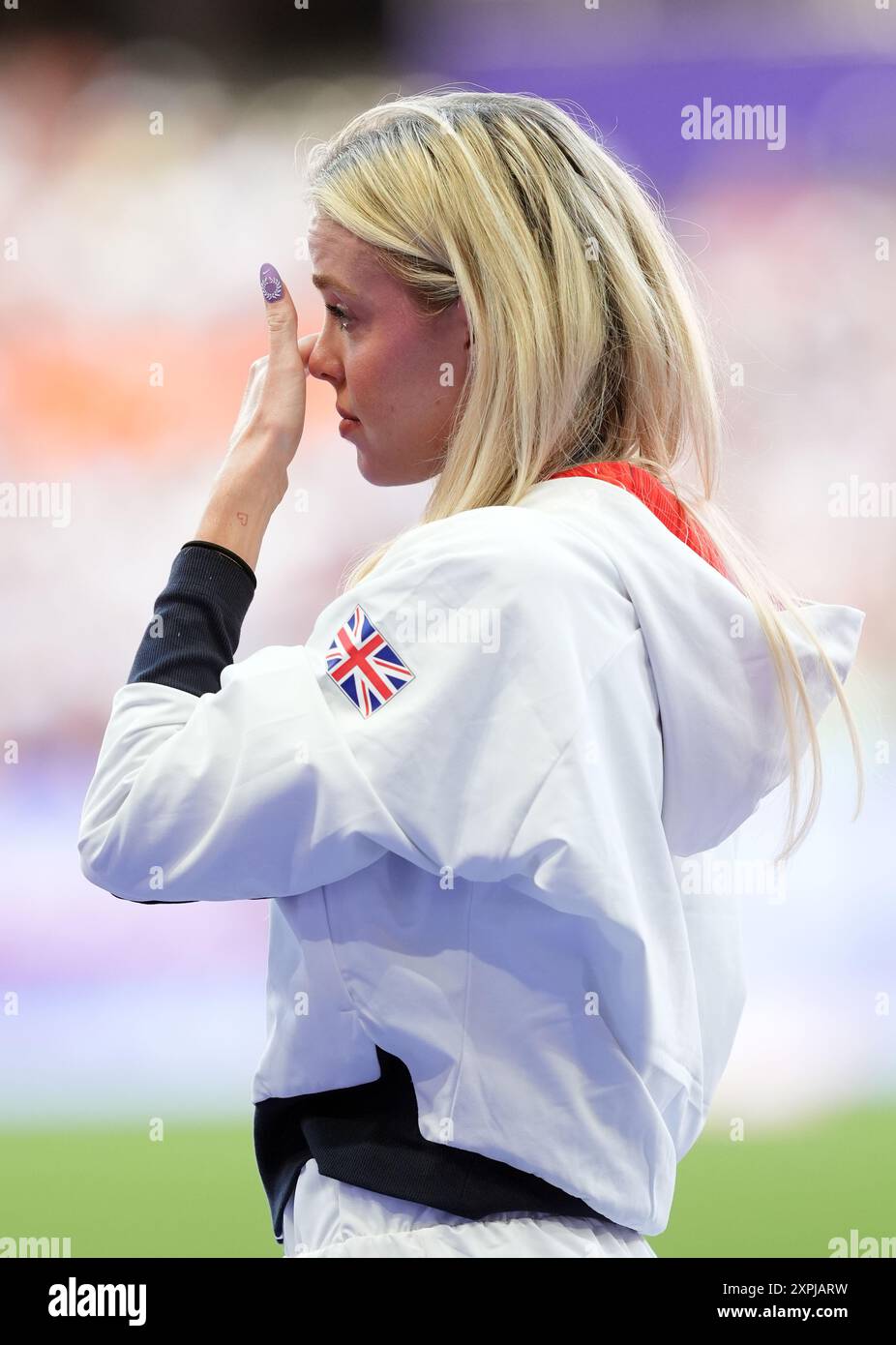 Great Britain's Keely Hodgkinson with her gold medal following victory ...