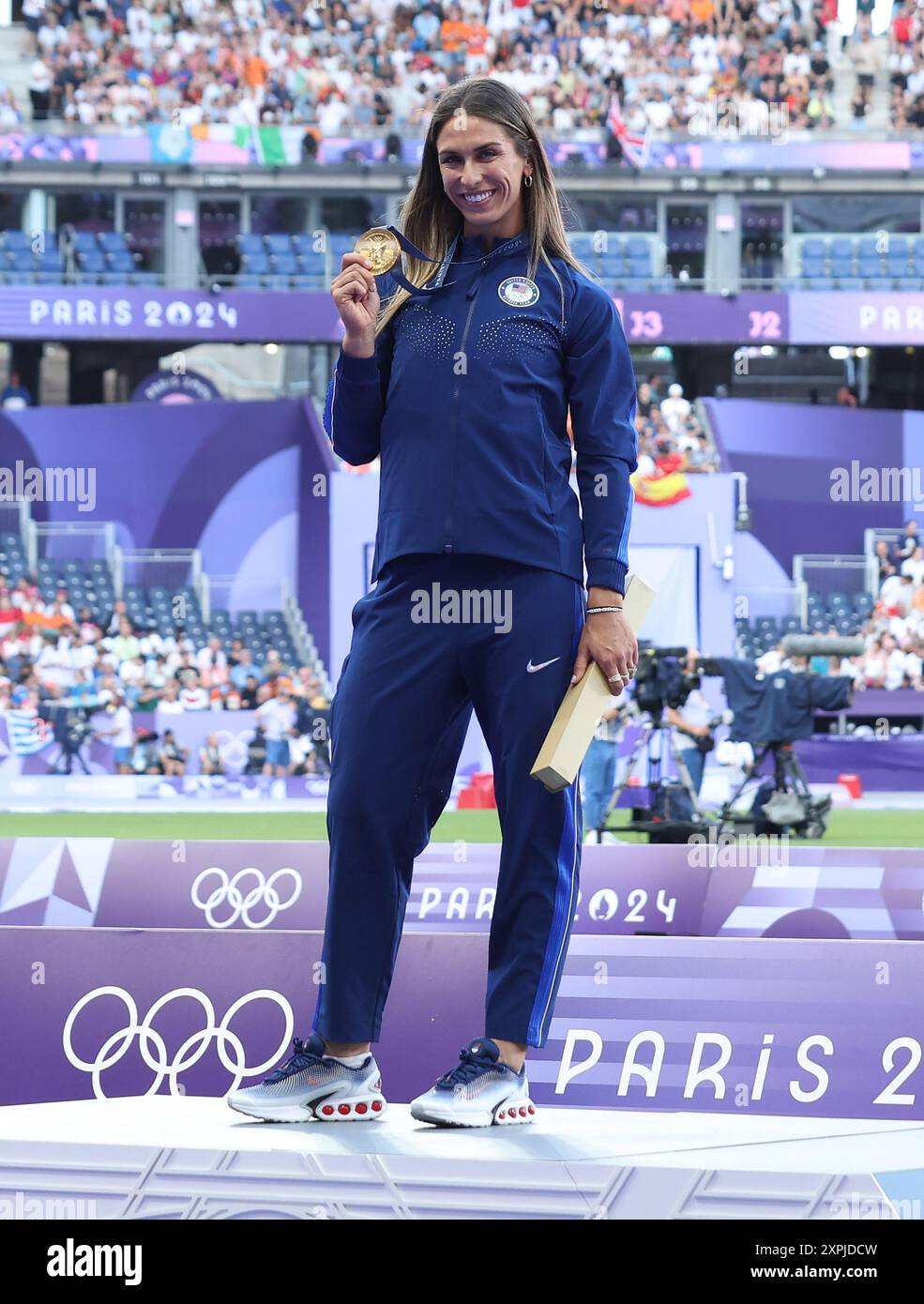 Paris, France. 06th Aug, 2024. USA's Valarie Allman celebrates with her ...