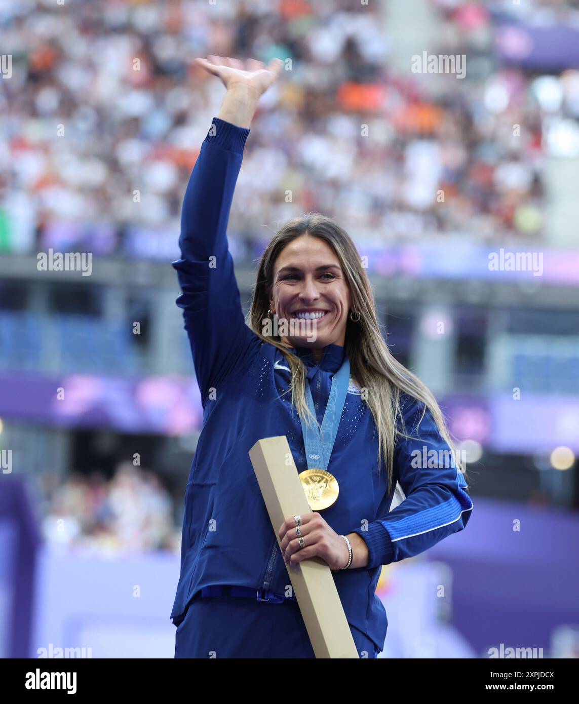 Paris, France. 06th Aug, 2024. USA's Valarie Allman celebrates with her ...