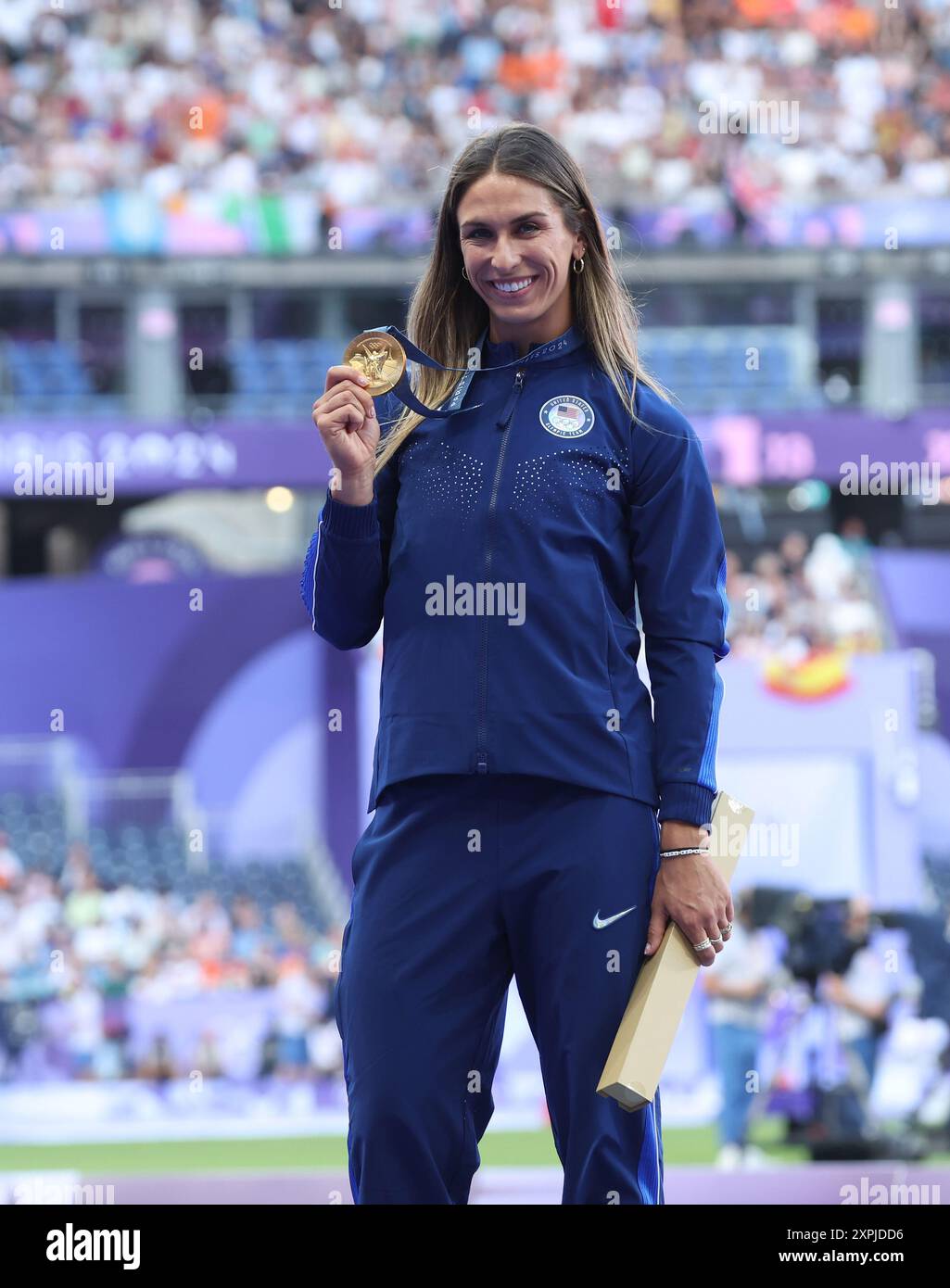 Paris, France. 06th Aug, 2024. USA's Valarie Allman celebrates with her ...