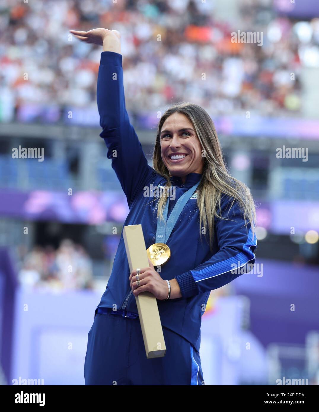 Paris, France. 06th Aug, 2024. USA's Valarie Allman celebrates with her ...