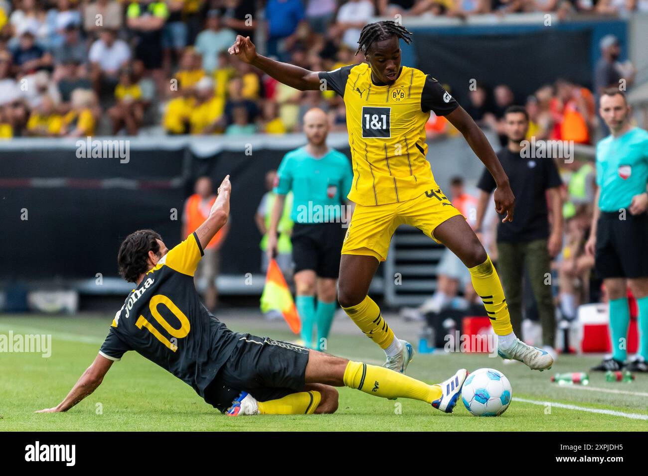 Zweikampf zwischen Dani Parejo (10, FC Villarreal) und Jamie Gittens ...