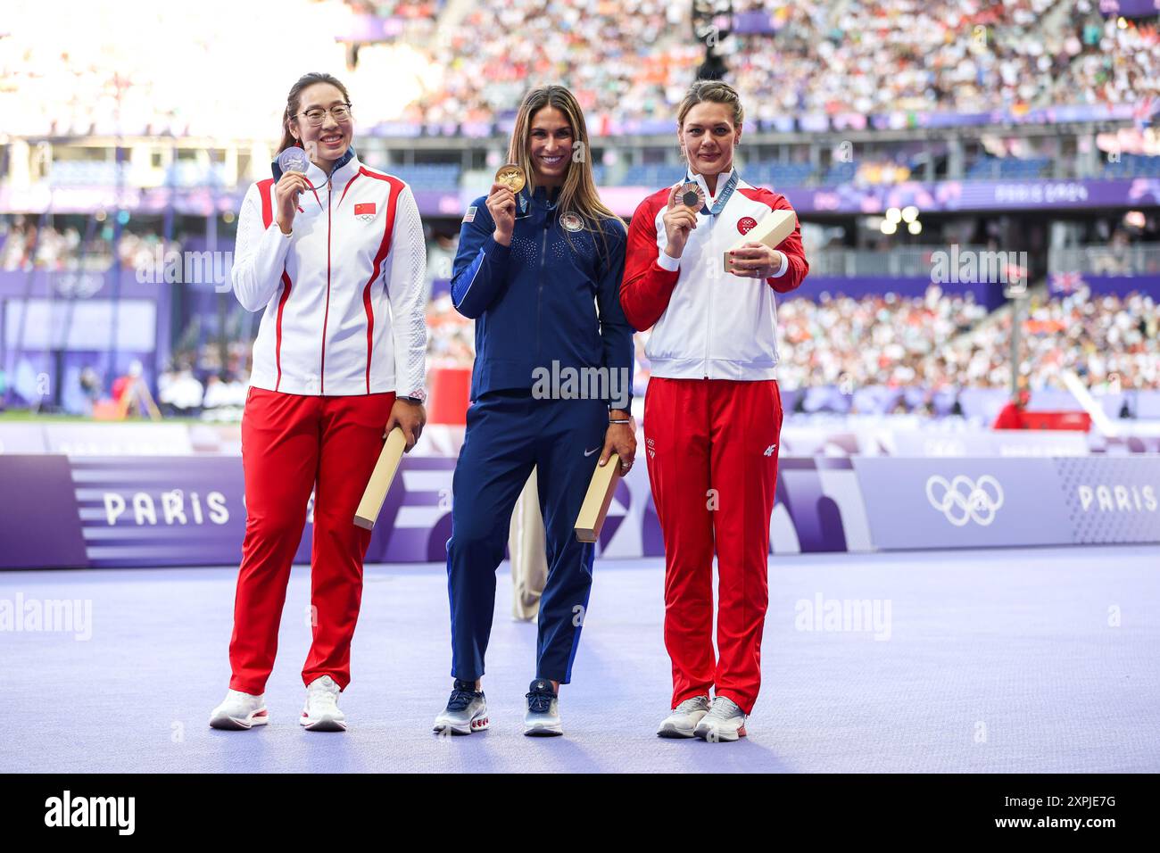PARIS, FRANCE - AUGUST 6: Silver Feng Bin of China, golden Valarie ...