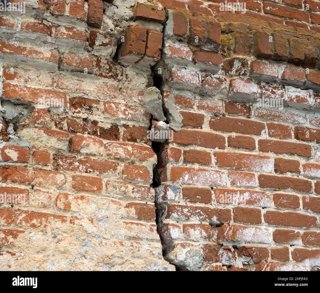 Large gap in wall hi-res stock photography and images - Alamy