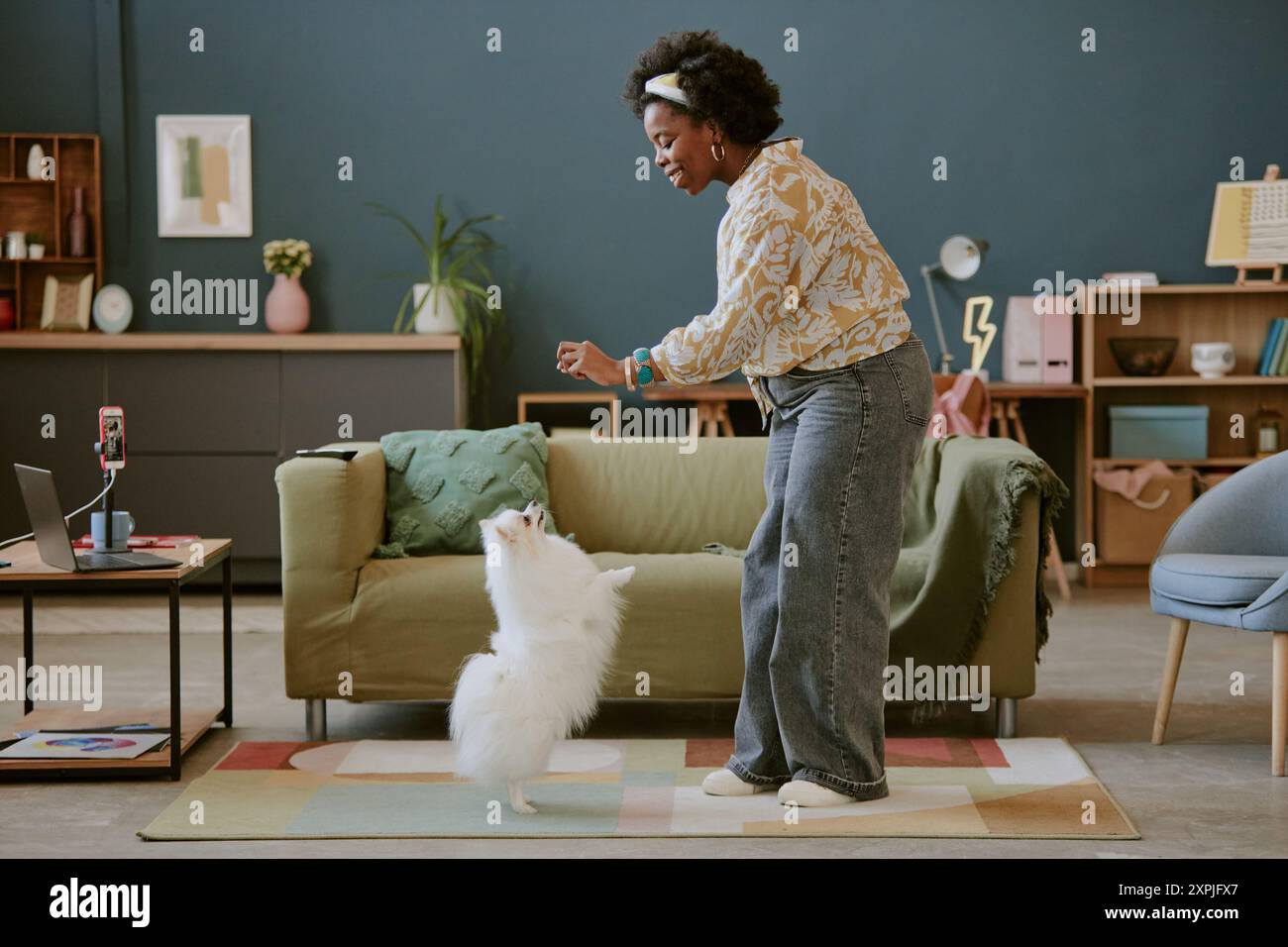 African american woman with pet cat hi-res stock photography and images ...
