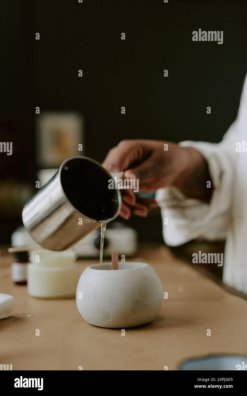 Mold pouring hi-res stock photography and images - Alamy