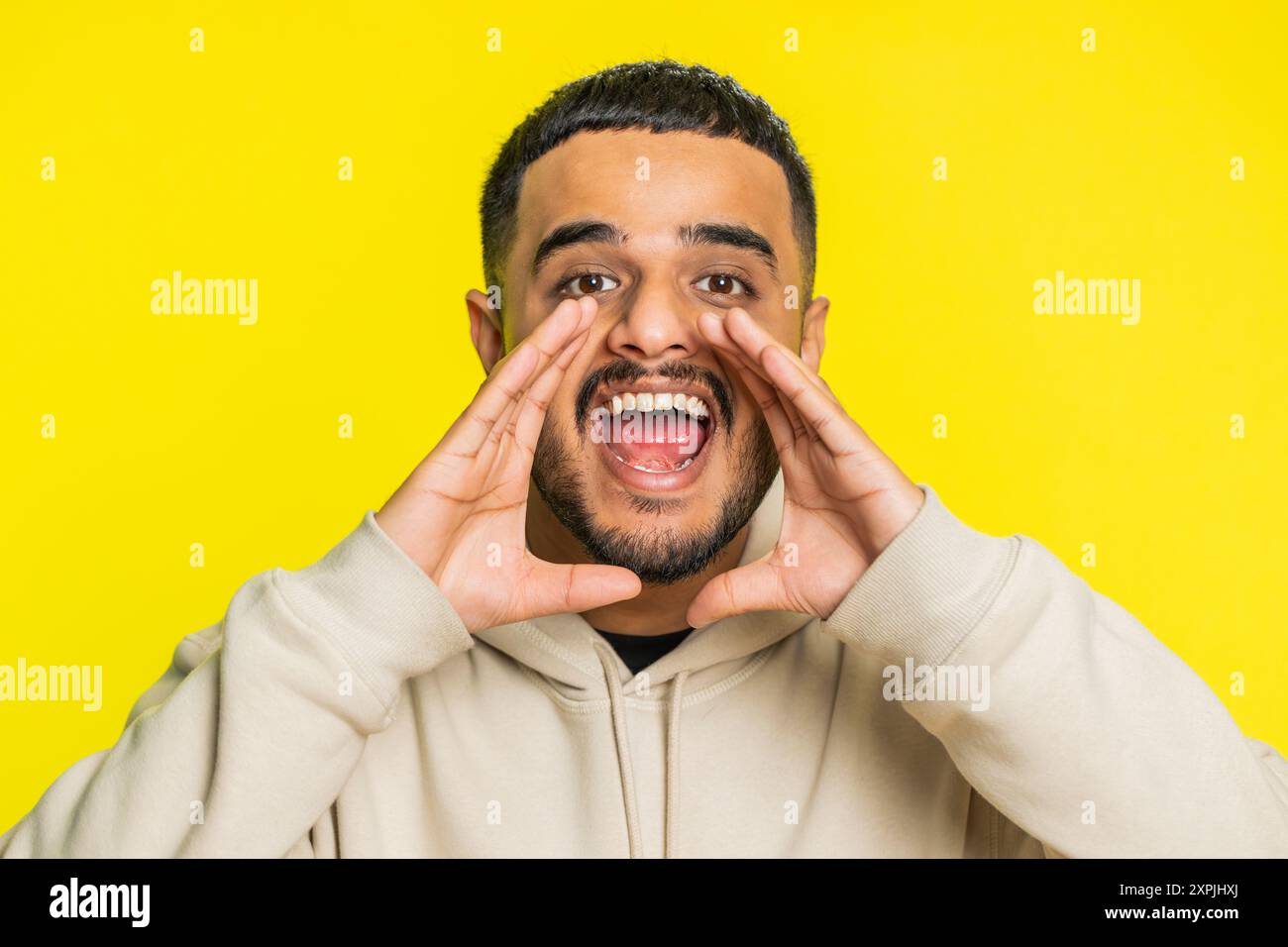 Happy Indian man yell, shout to camera, promotion advertisement of ...