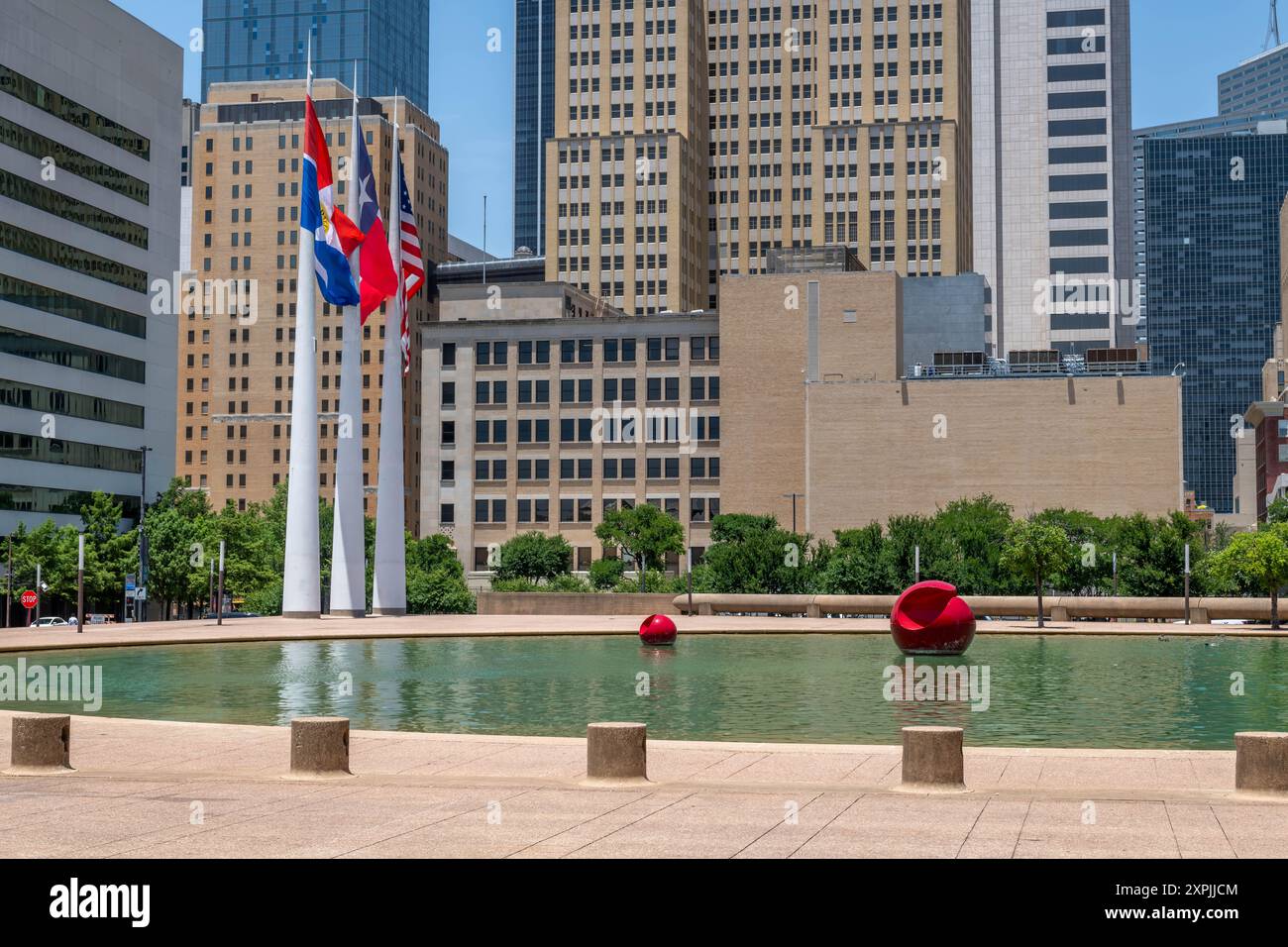 Downtown dallas skyline park plaza hi-res stock photography and images ...