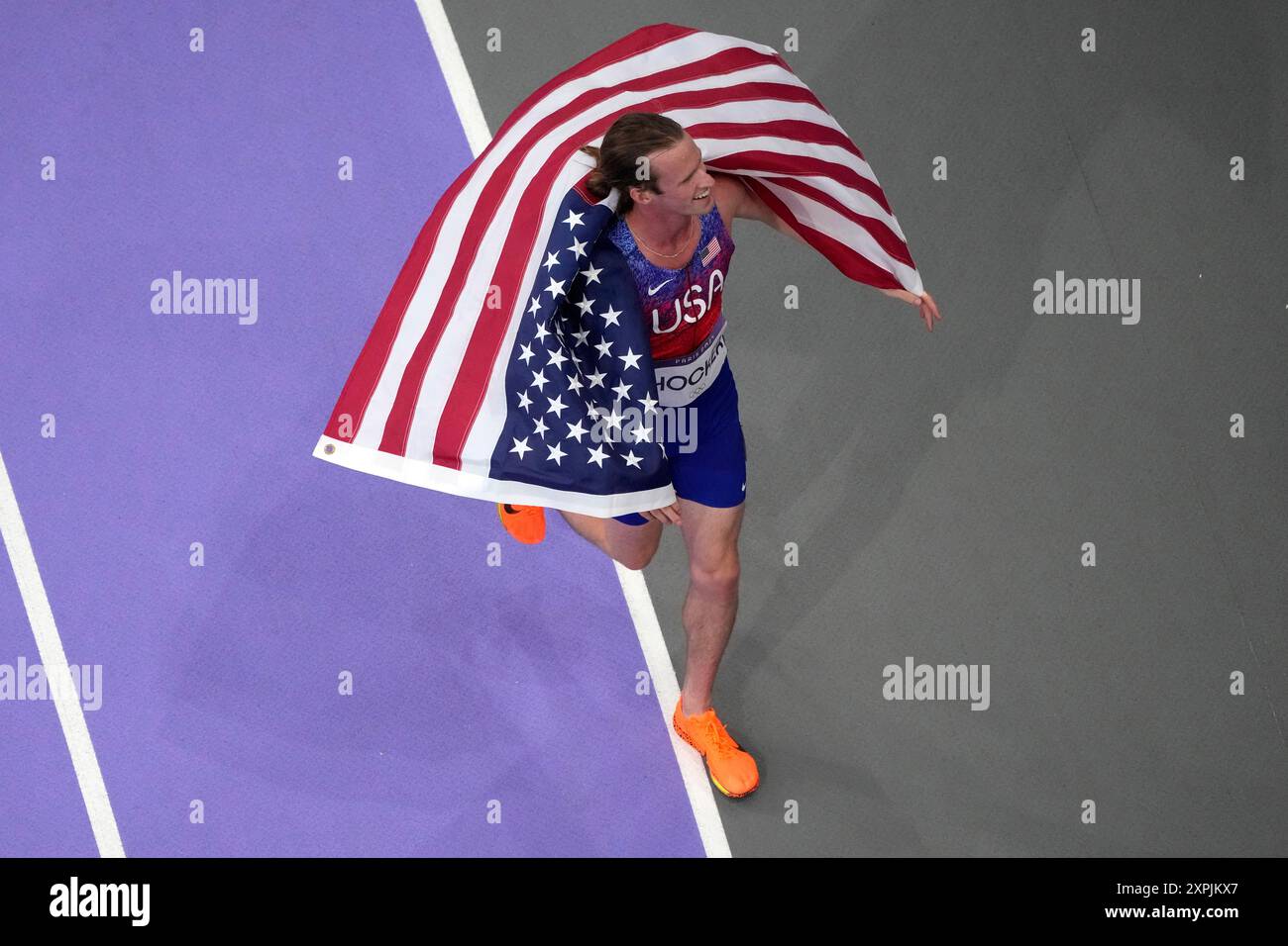 Cole Hocker, of the United States, celebrates after setting a new ...
