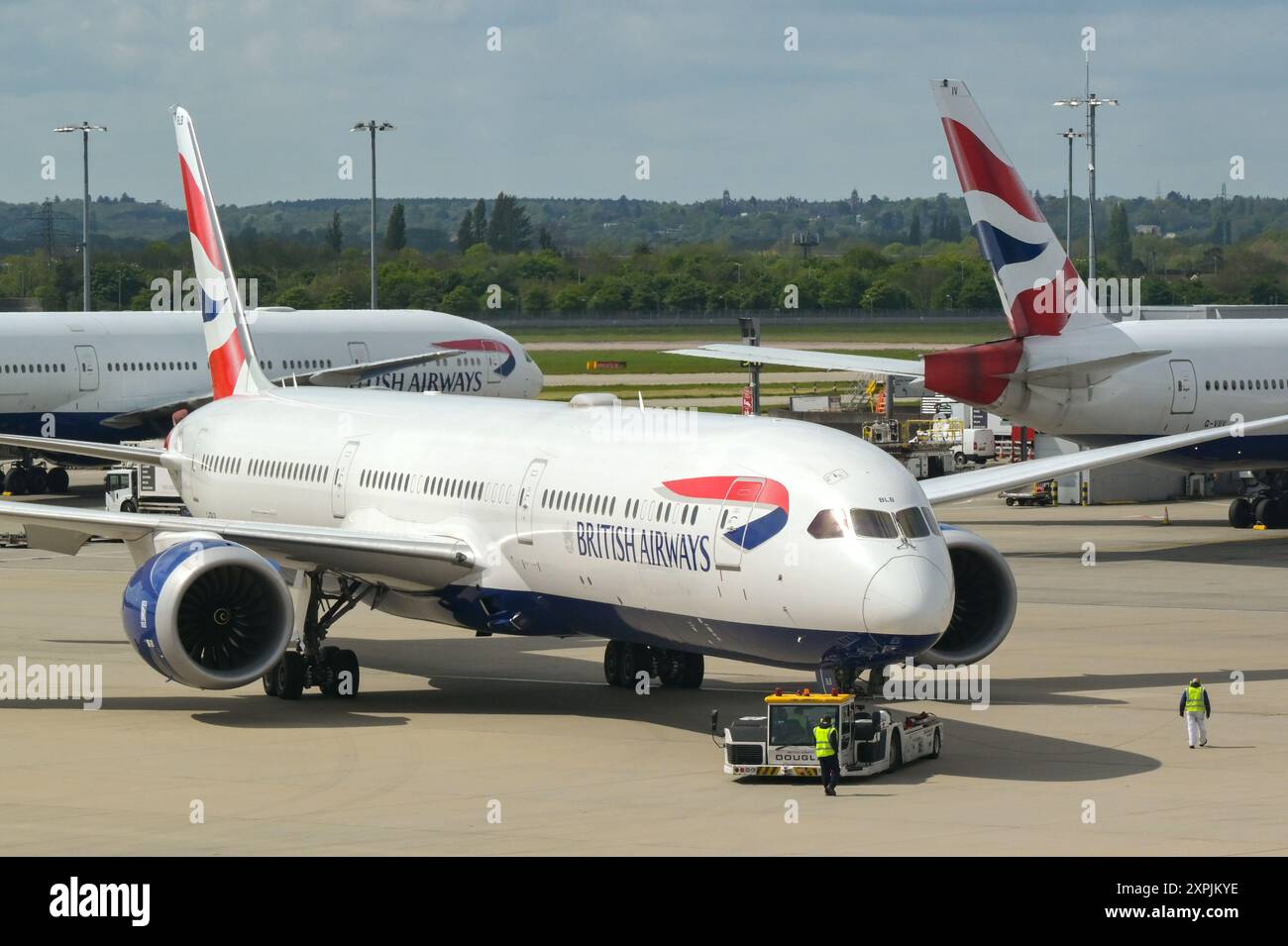 Boeing 787 front hi-res stock photography and images - Alamy