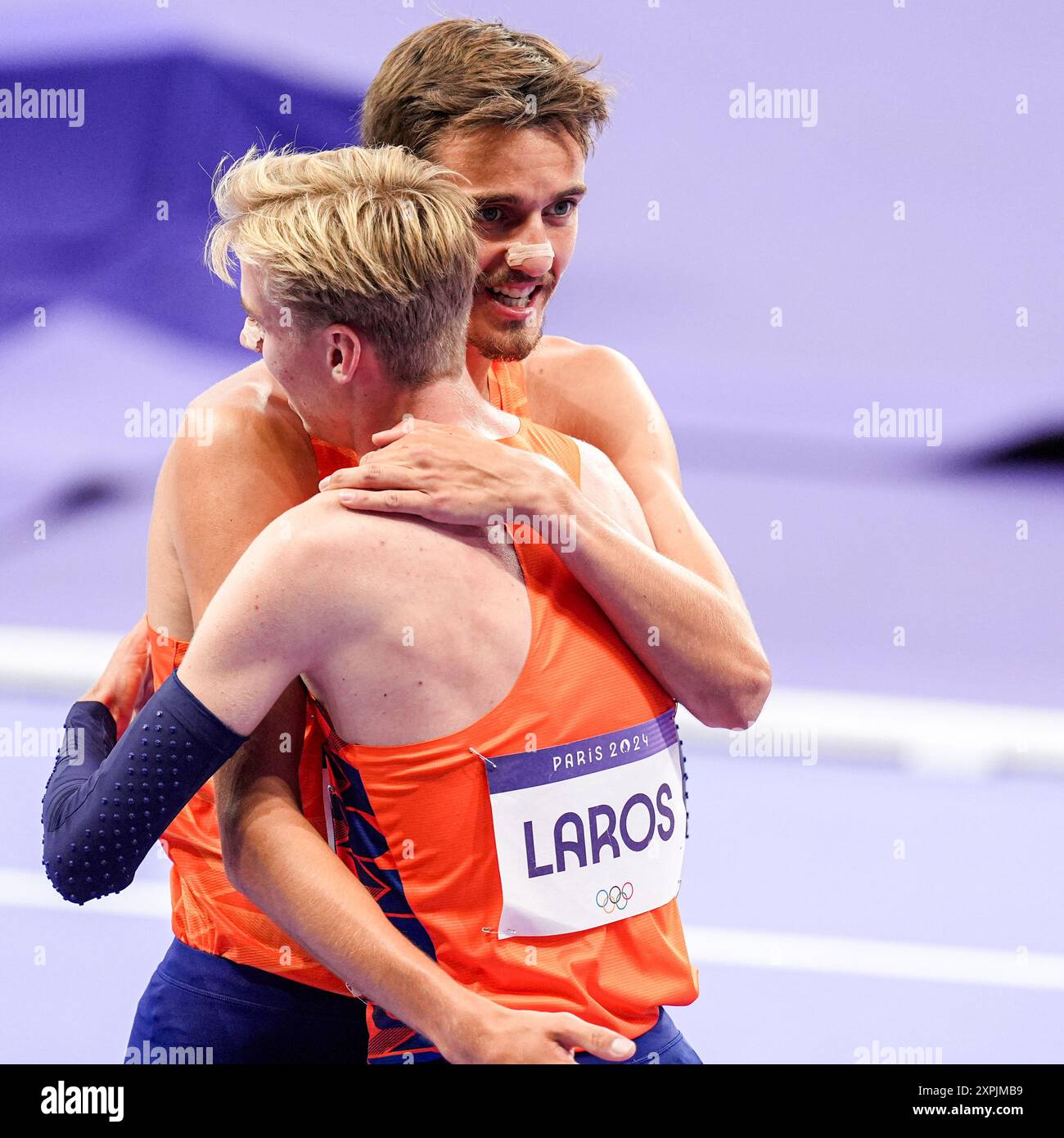 Paris, France. 06th Aug, 2024. PARIS, FRANCE - AUGUST 6: Niels Laros of the Netherlands hugging ...