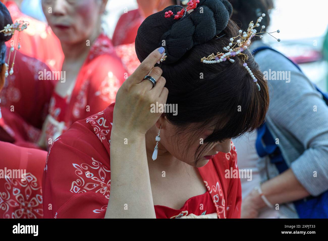 Chinese Canadian women wearing traditional Han Dynasty costume at the ...