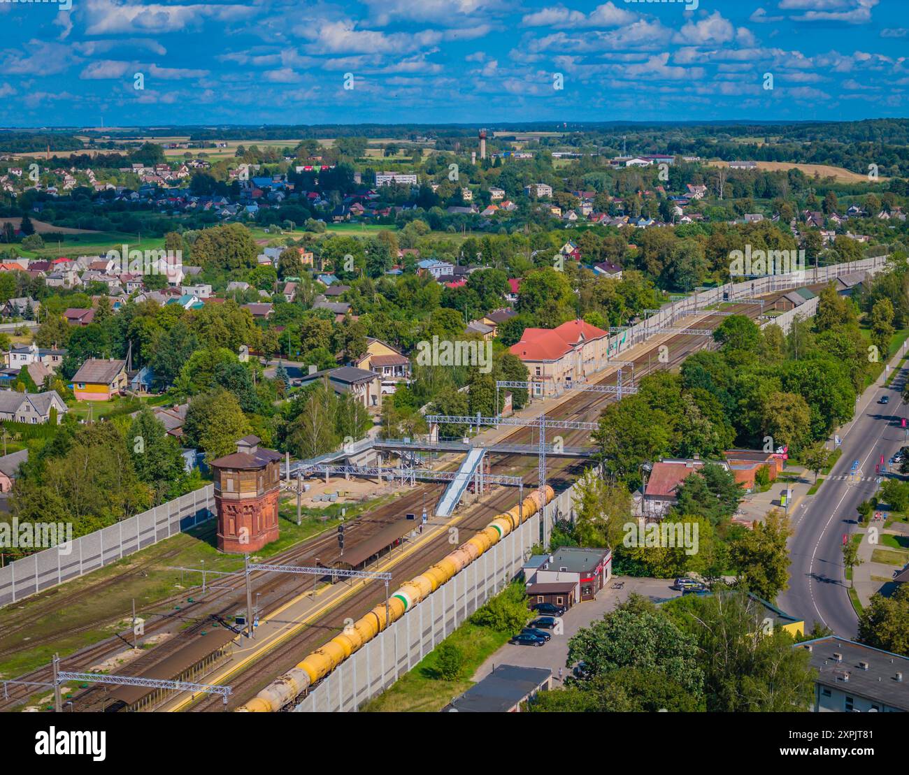 Railway station platform top view hi-res stock photography and images ...