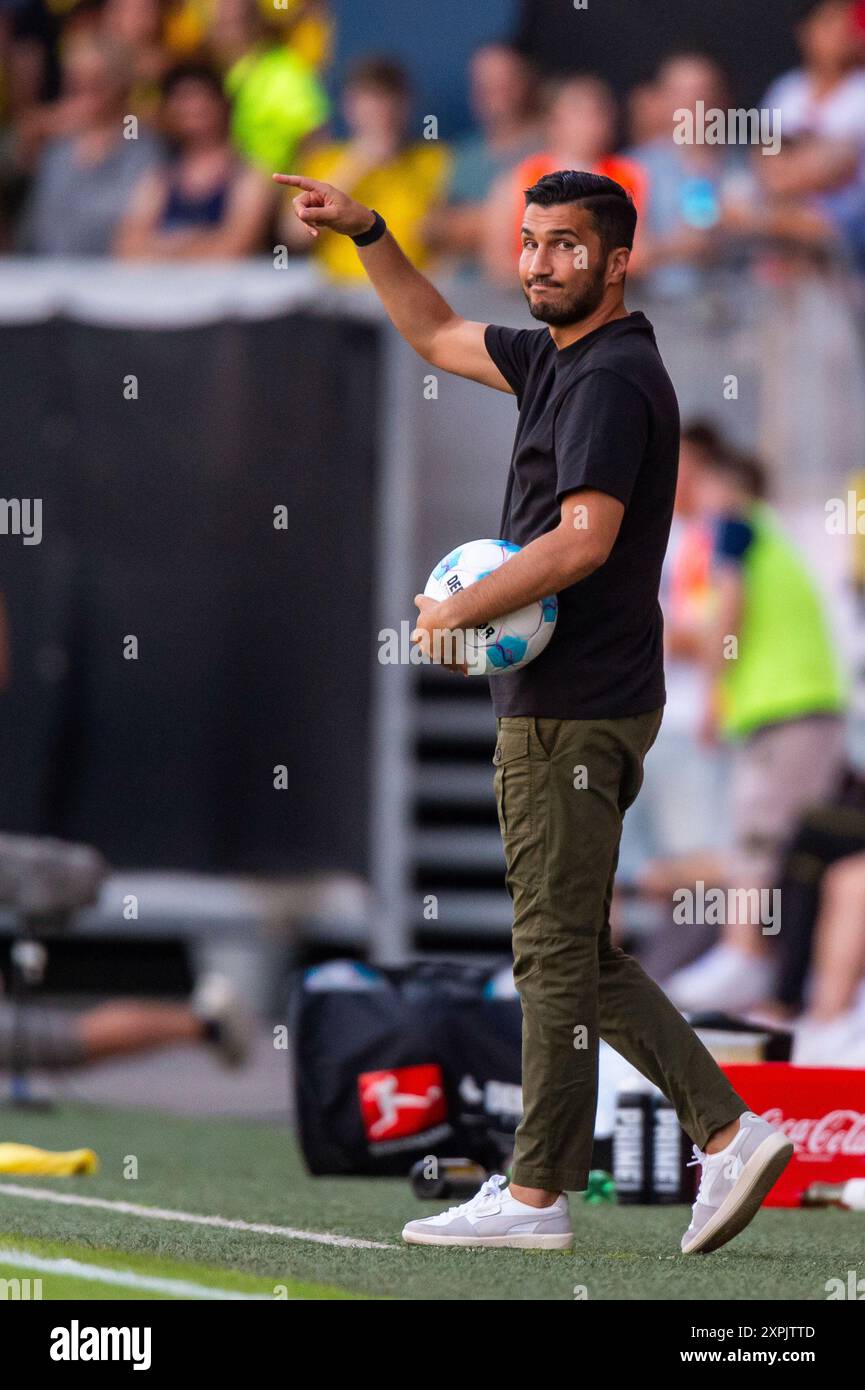 Nuri Sahin (Trainer Borussia Dortmund) mit Ball in der Hand AUT, BVB ...