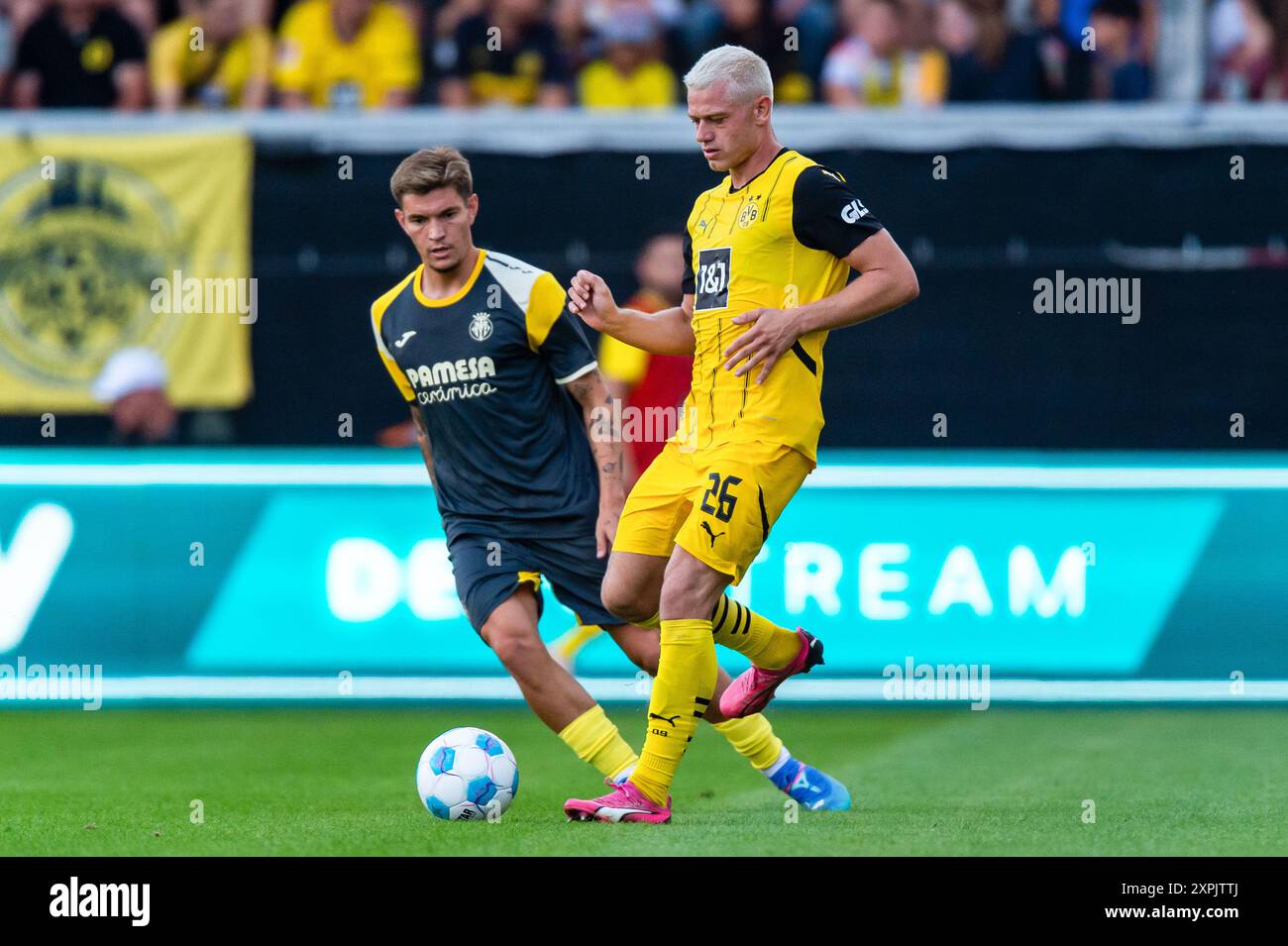 Julian Ryerson (26, Borussia Dortmund) mit Adria Altimira (26, FC ...