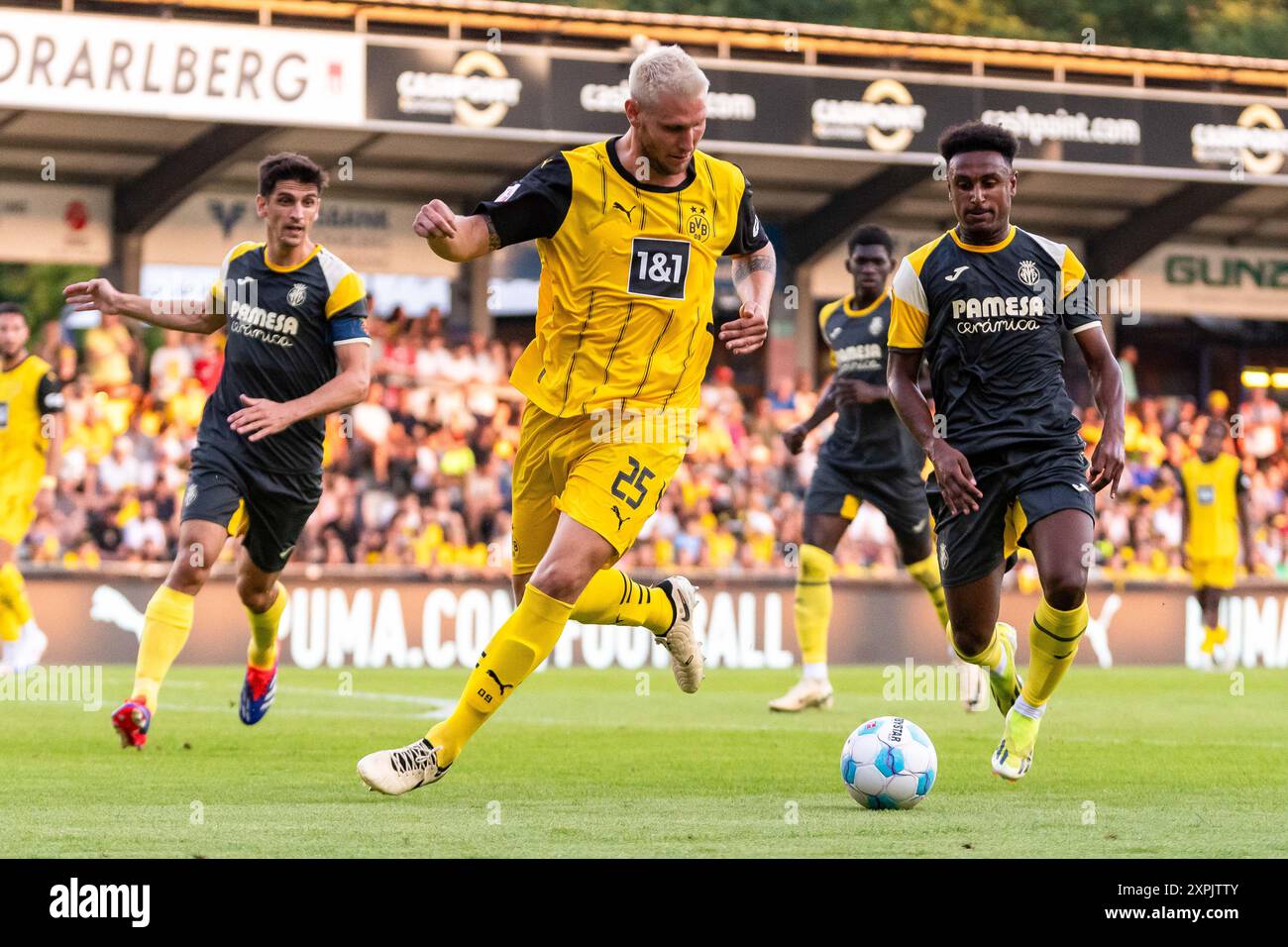 Niklas Suele (25, Borussia Dortmund) laeuft Dougo Fofana (32, FC ...