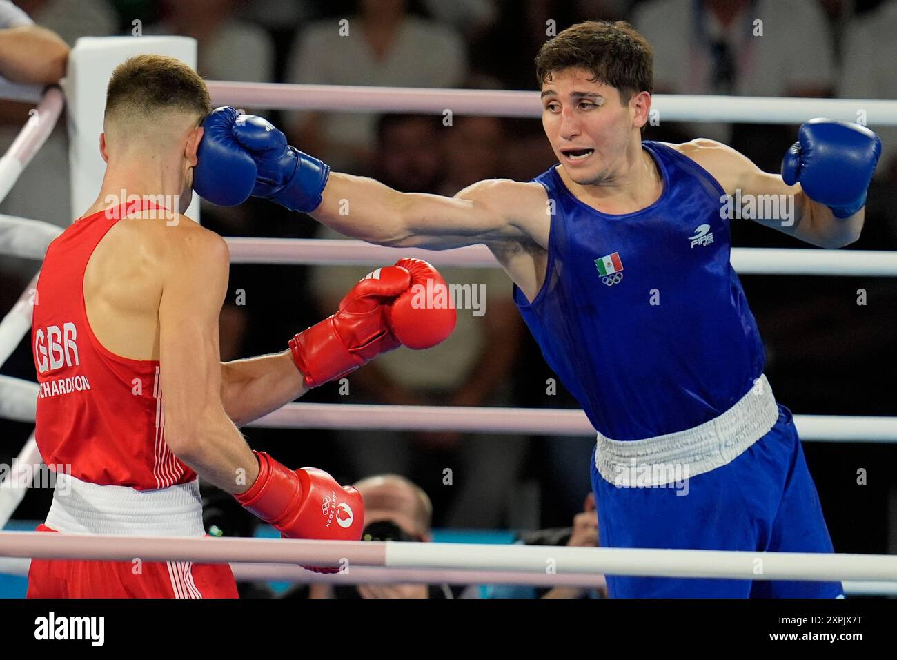 Britain's Lewis Richardson, left, fights Mexico's Marco Verde in their ...