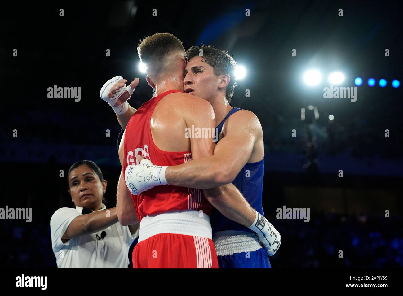 Mexico's Marco Verde, right, embraces Britain's Lewis Richardson after ...