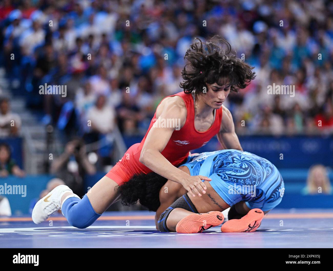 Paris, France. 6th Aug, 2024. Vinesh Vinesh (L) of India competes with ...
