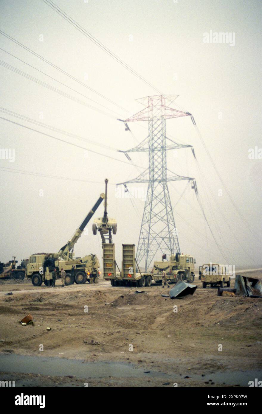 5th March 1991 British forces uses a Foden 6x6 Recovery vehicle to load ...