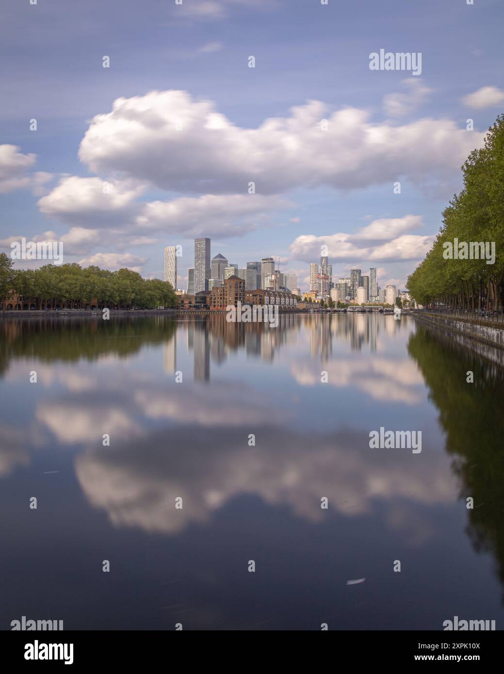 Surrey quays london dock hi-res stock photography and images - Alamy