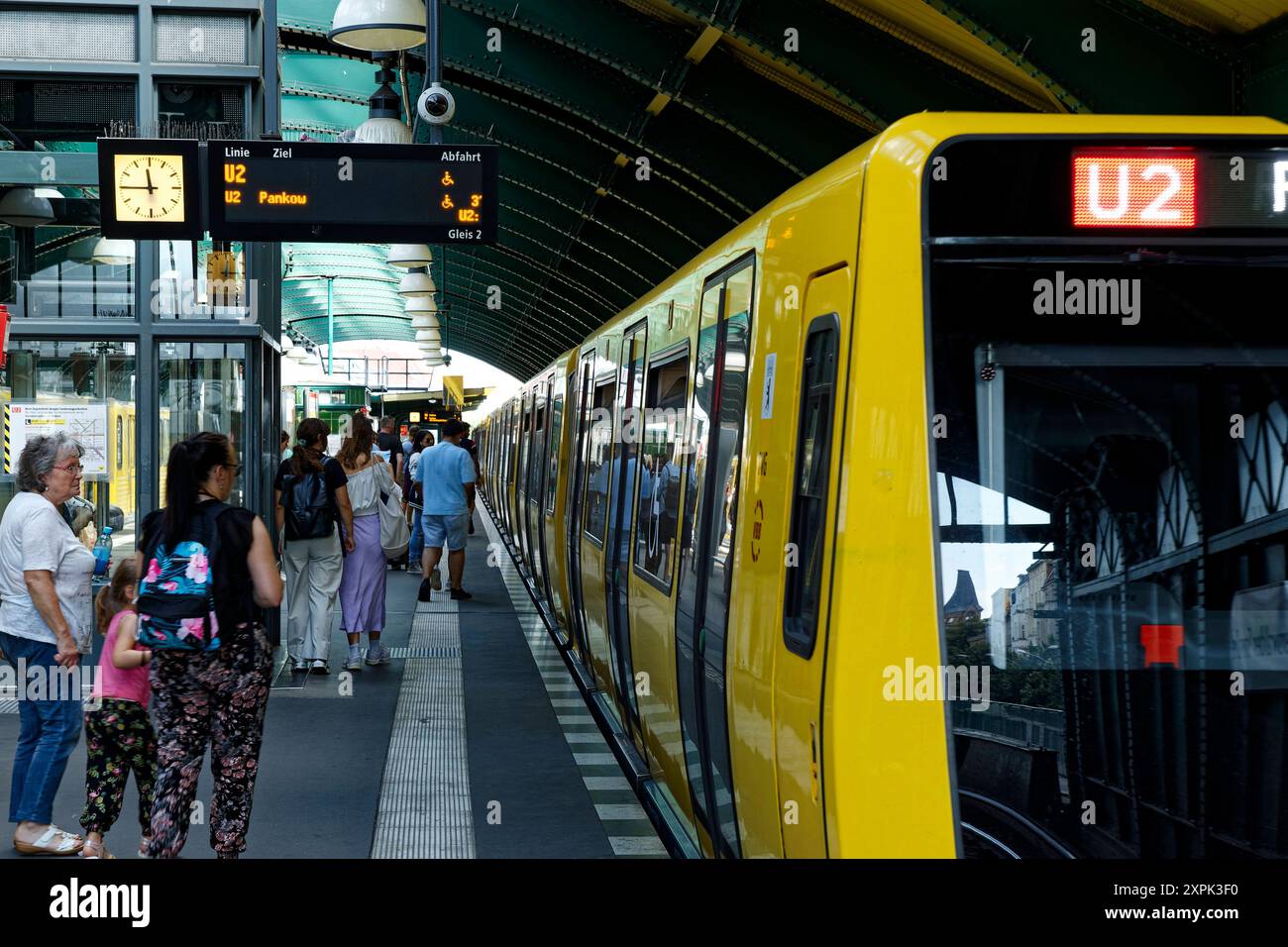 Zug der U2 am U-Bf Eberswalder Straße 2024-08-06 Deutschland, Berlin Kleinprofil-Zug der ...