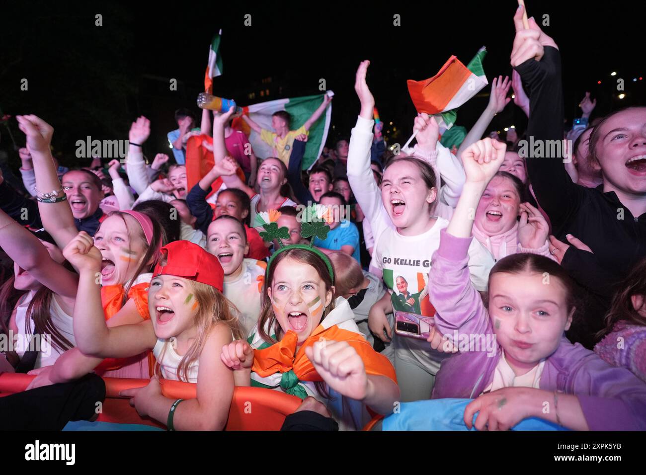 Fans celebrate as they watch Kellie Harrington's boxing final at ...