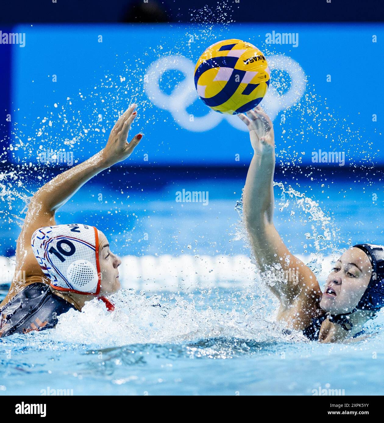 PARIS - Dutch water polo player Lieke Rogge during the quarter-final ...