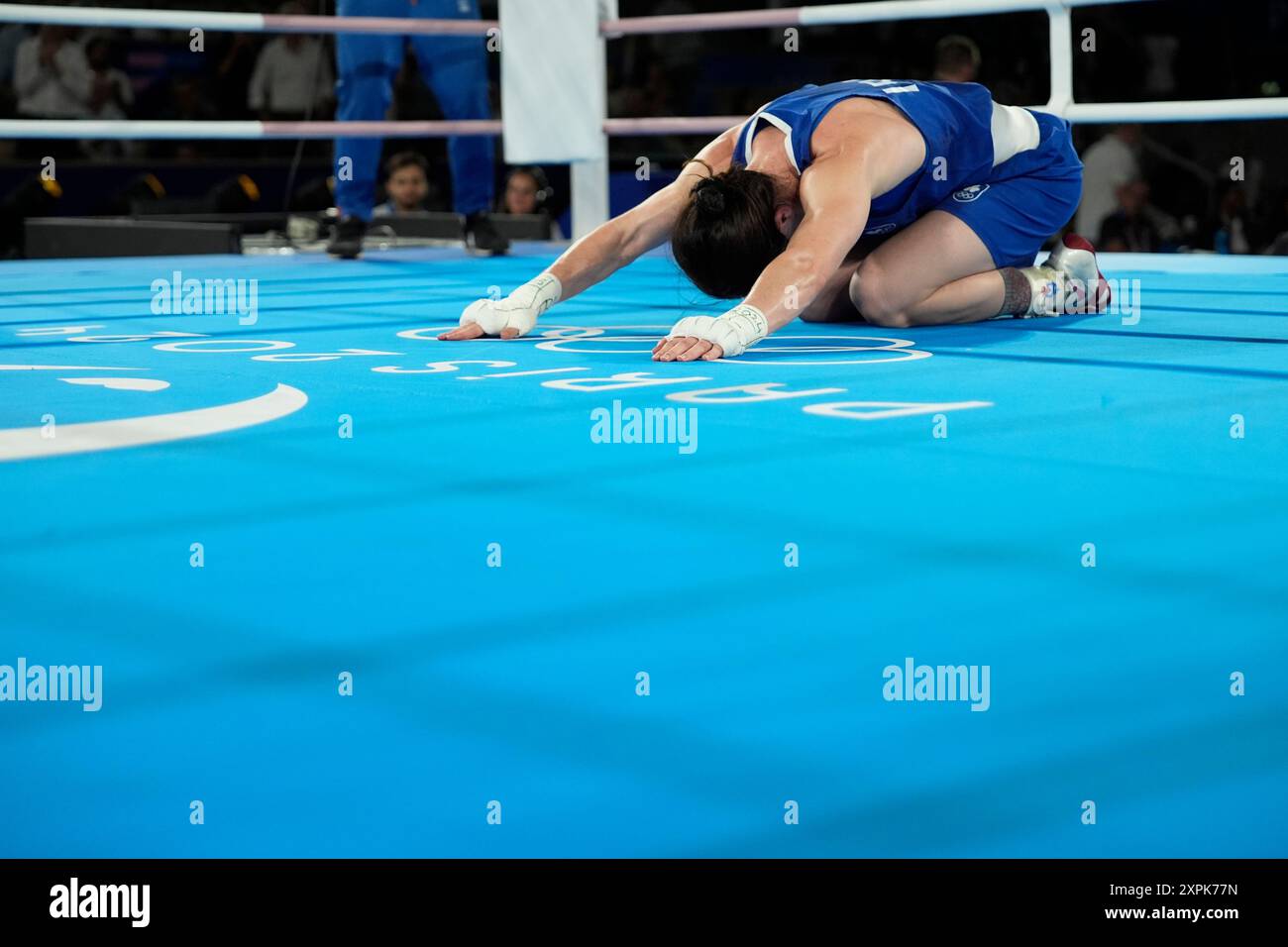 Ireland's Kellie Harrington celebrates winning gold after defeating ...