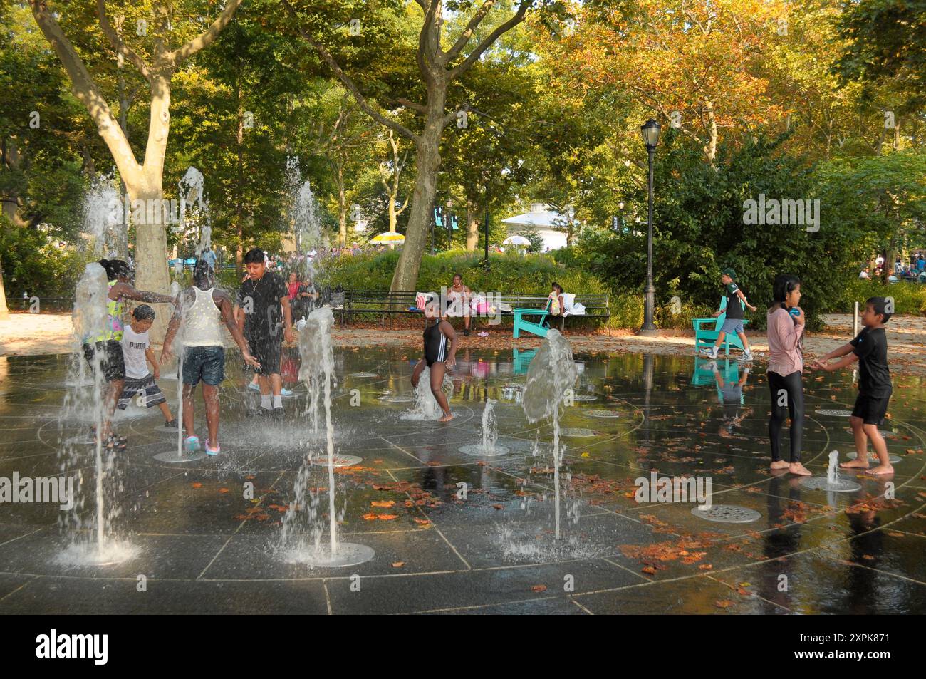 People play in water fountains in Battery Park in Manhattan, New York ...