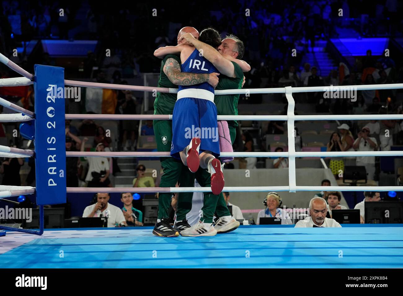 Ireland's Kellie Harrington celebrates winning gold with coaching staff ...