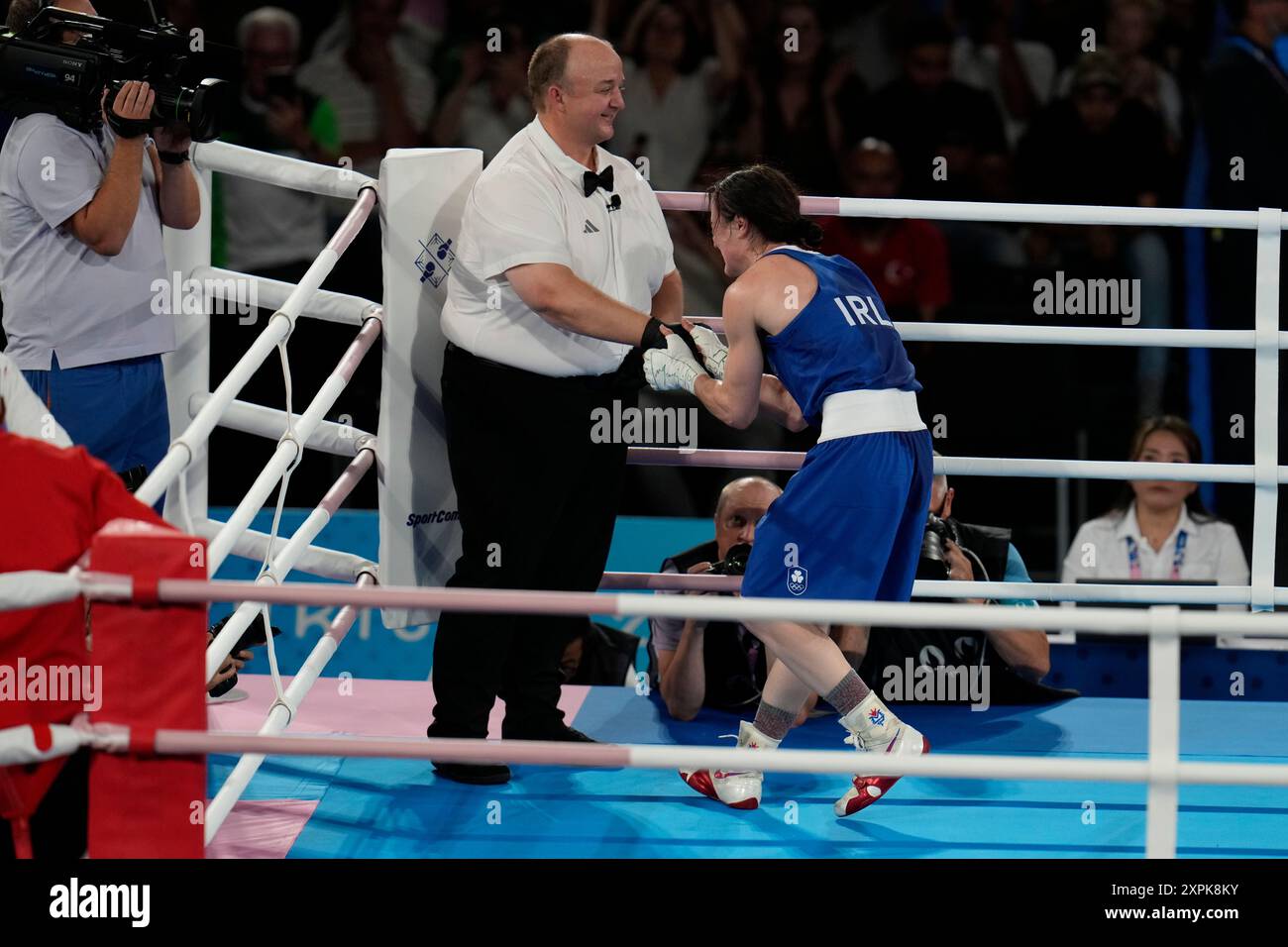 Ireland's Kellie Harrington celebrates winning gold after defeating ...