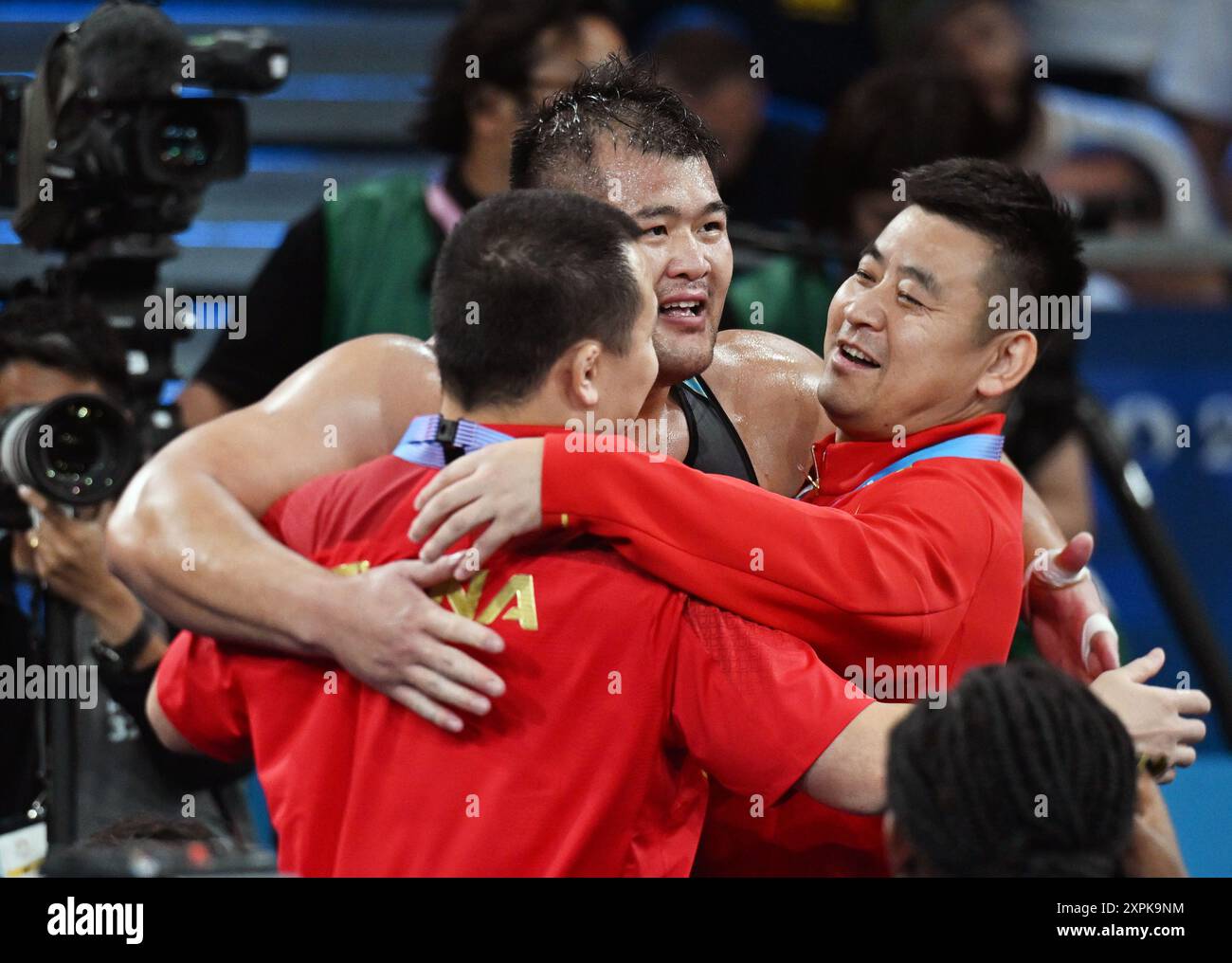 Paris, France. 6th Aug, 2024. Meng Lingzhe of China celebrates after ...