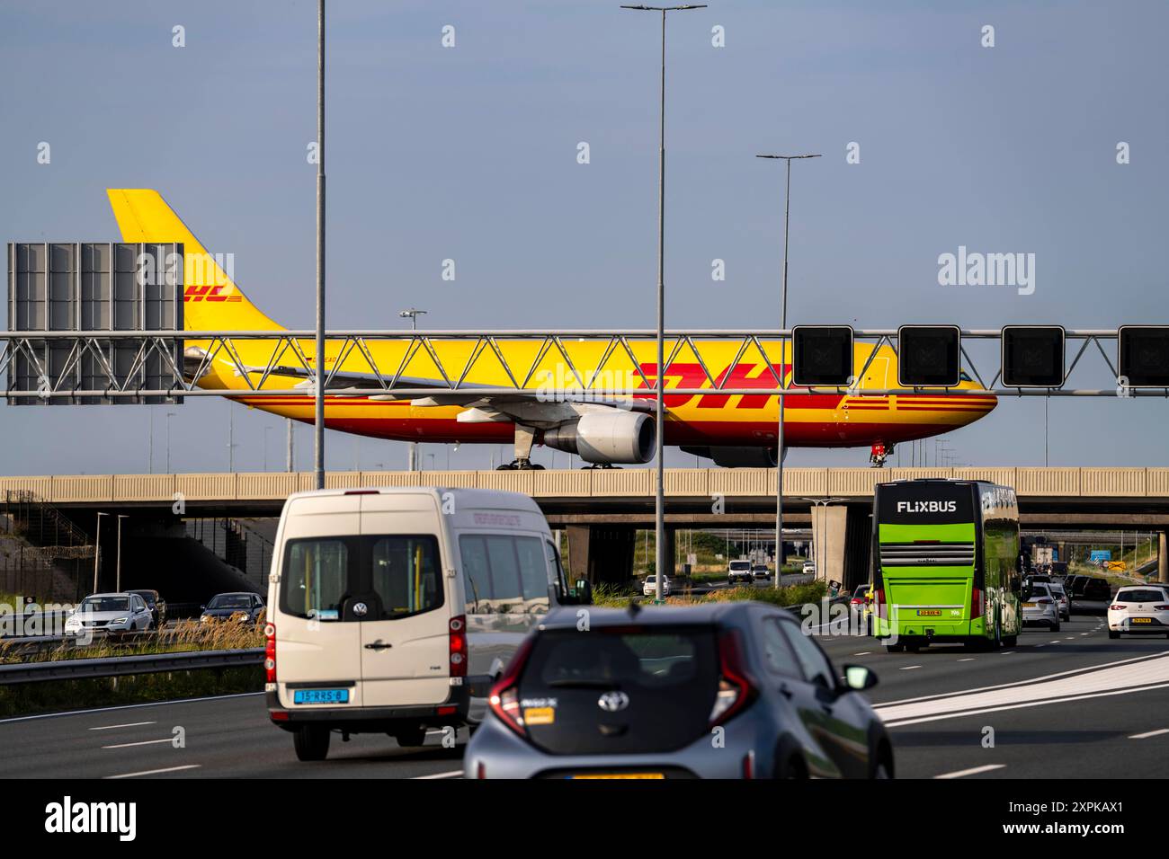 Flughafen Amsterdam Schiphol, DHL Cargo Flieger auf dem Taxiway, Brücke ...
