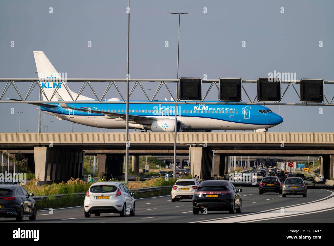 Flughafen Amsterdam Schiphol, KLM Boeing 737 Flieger auf dem Taxiway, Brücke über die Autobahn ...